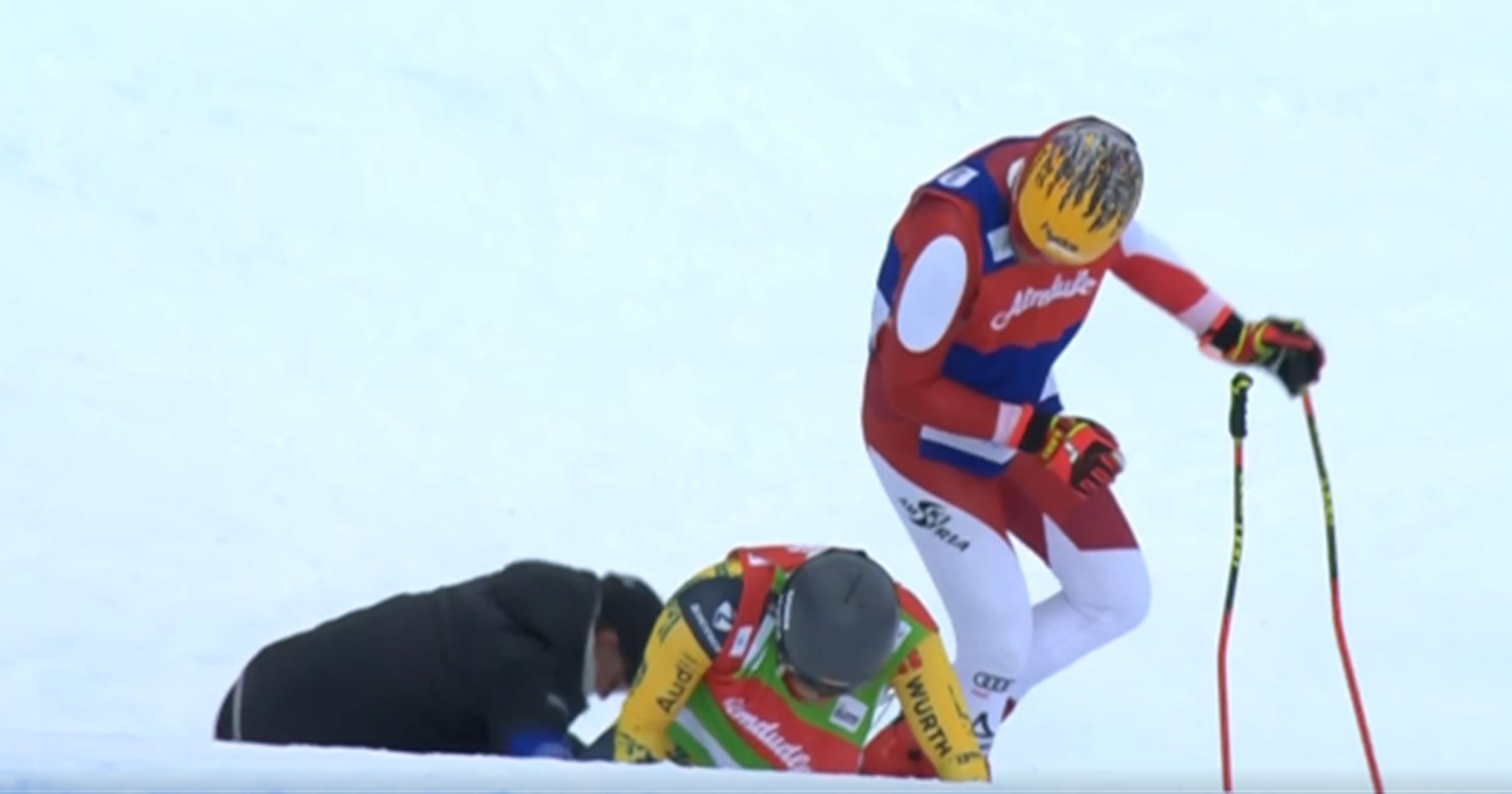 Skicross: Tim Hronek stürzt schwer, Gegner Robert Winkler bleibt mitten ...