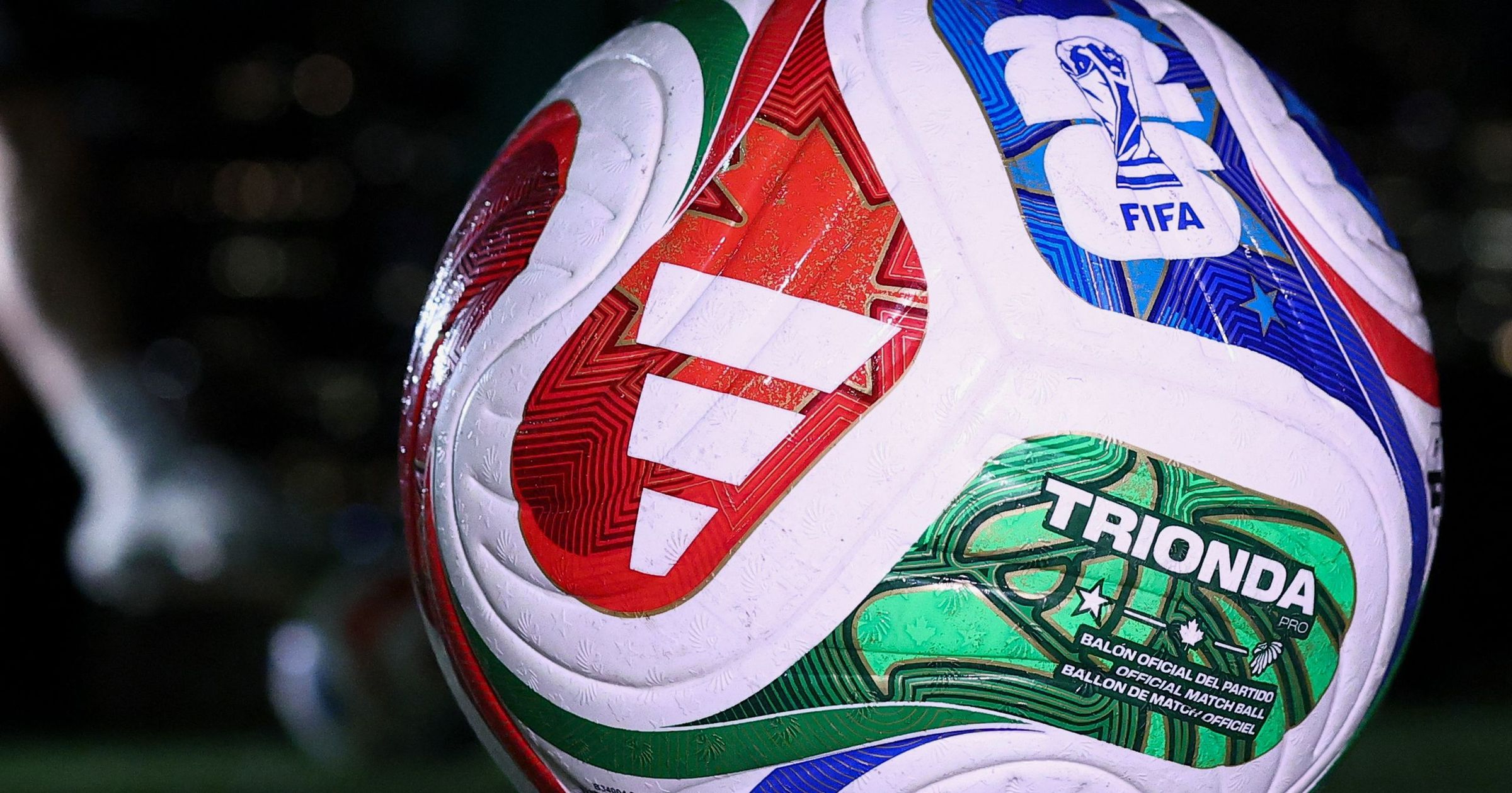 WM-Spielball TRIONDA von der FIFA präsentiert: Ball zeigt Symbole aller ...