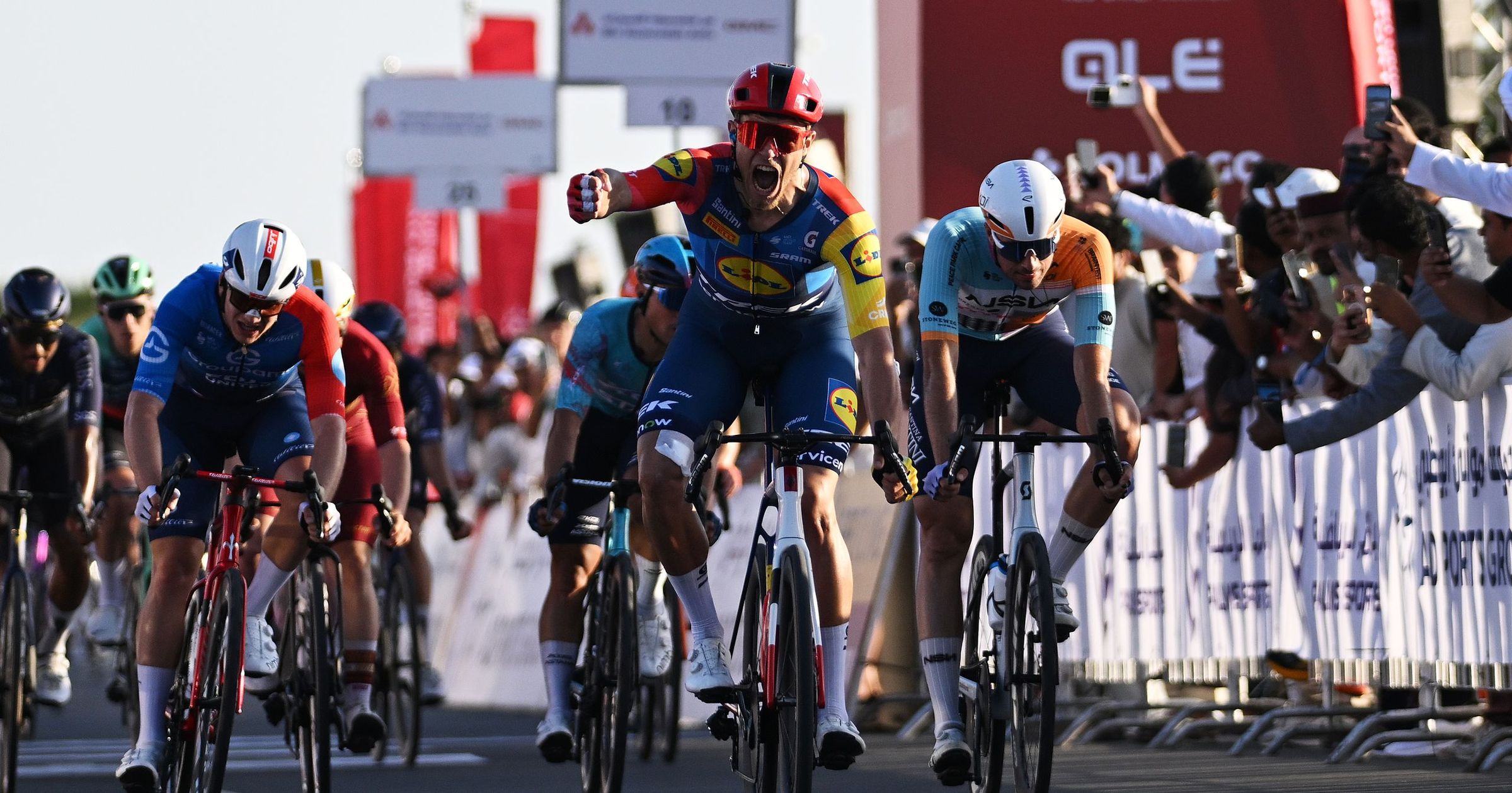 UAE Tour 2026: Georg Steinhauser wird 250 Meter vor dem Ziel gestellt ...