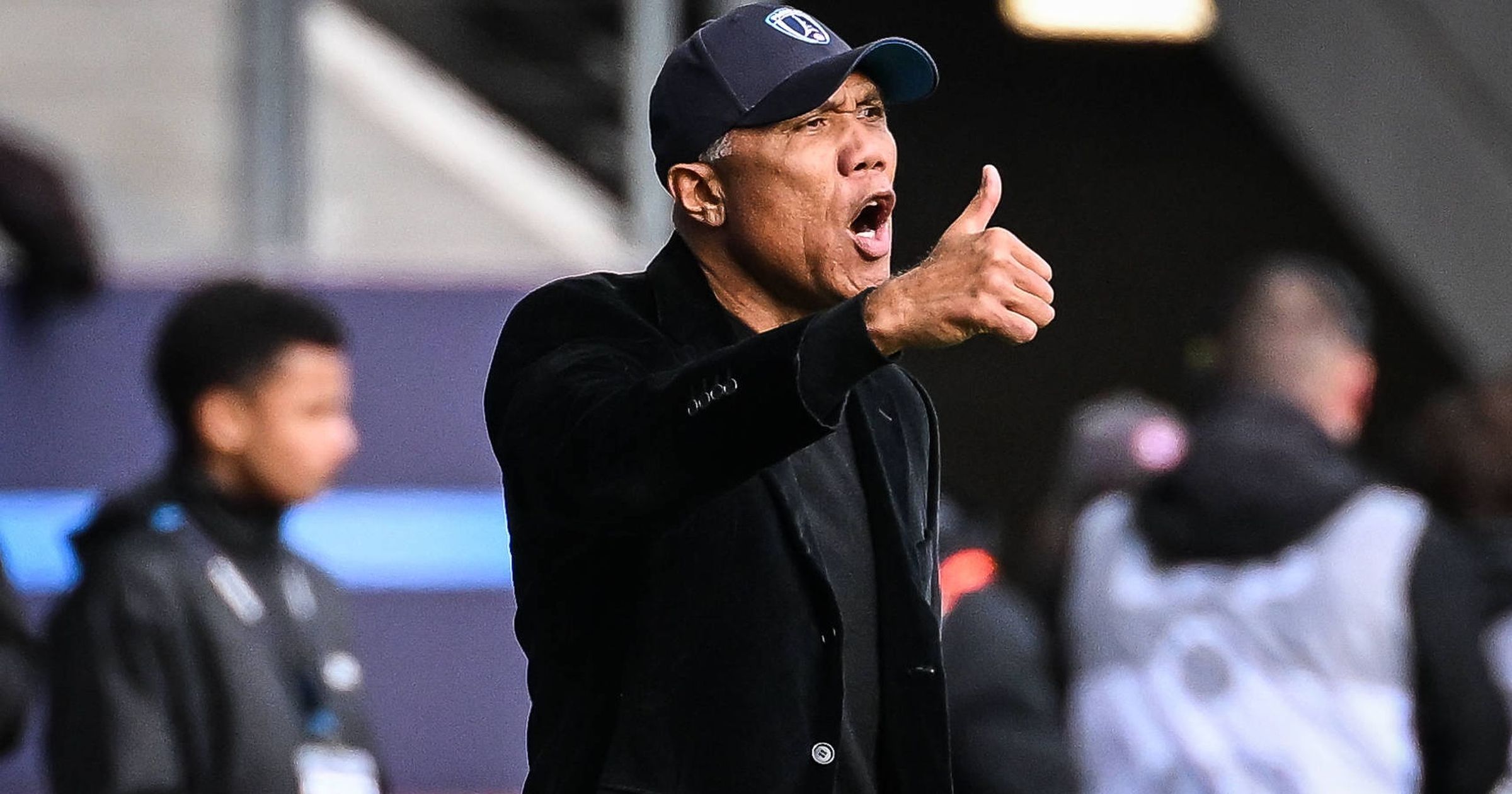 Ligue 1 - Antoine Kombouaré (nouvel entraîneur du Paris FC), derrière ...