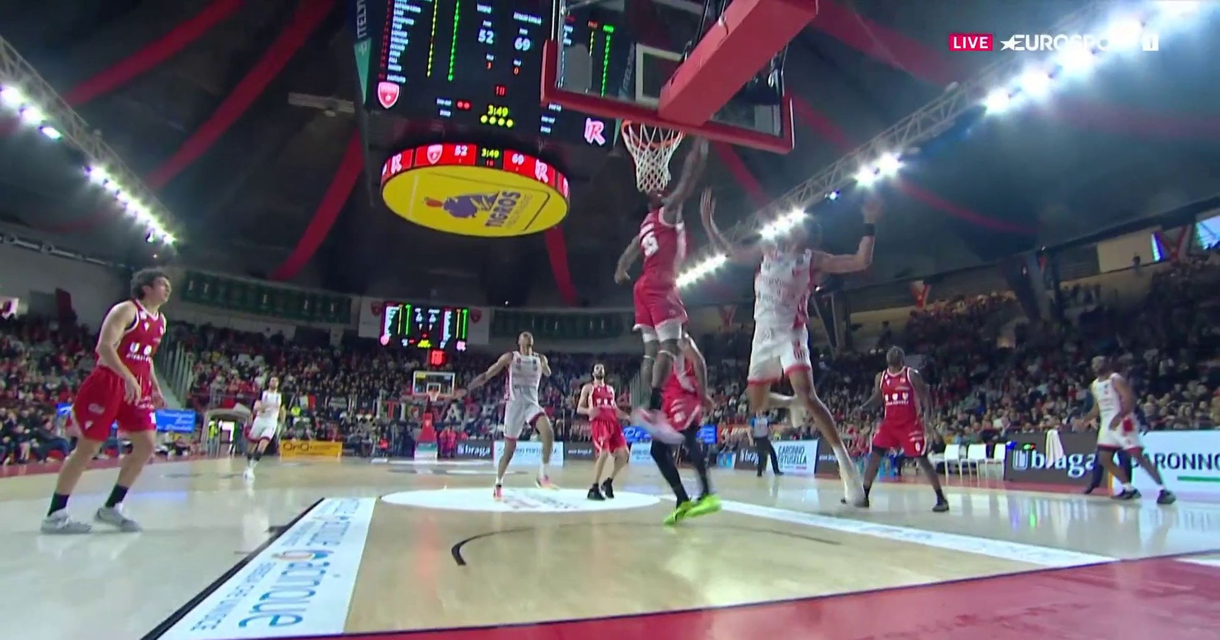 Kenneth Faried domina sopra il ferro: stoppata e schiacciata al volo ...