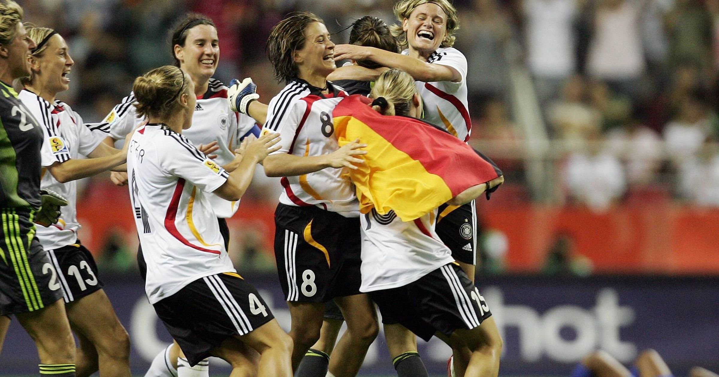 Kein Tag wie jeder andere: DFB-Frauen schreiben Geschichte und ...