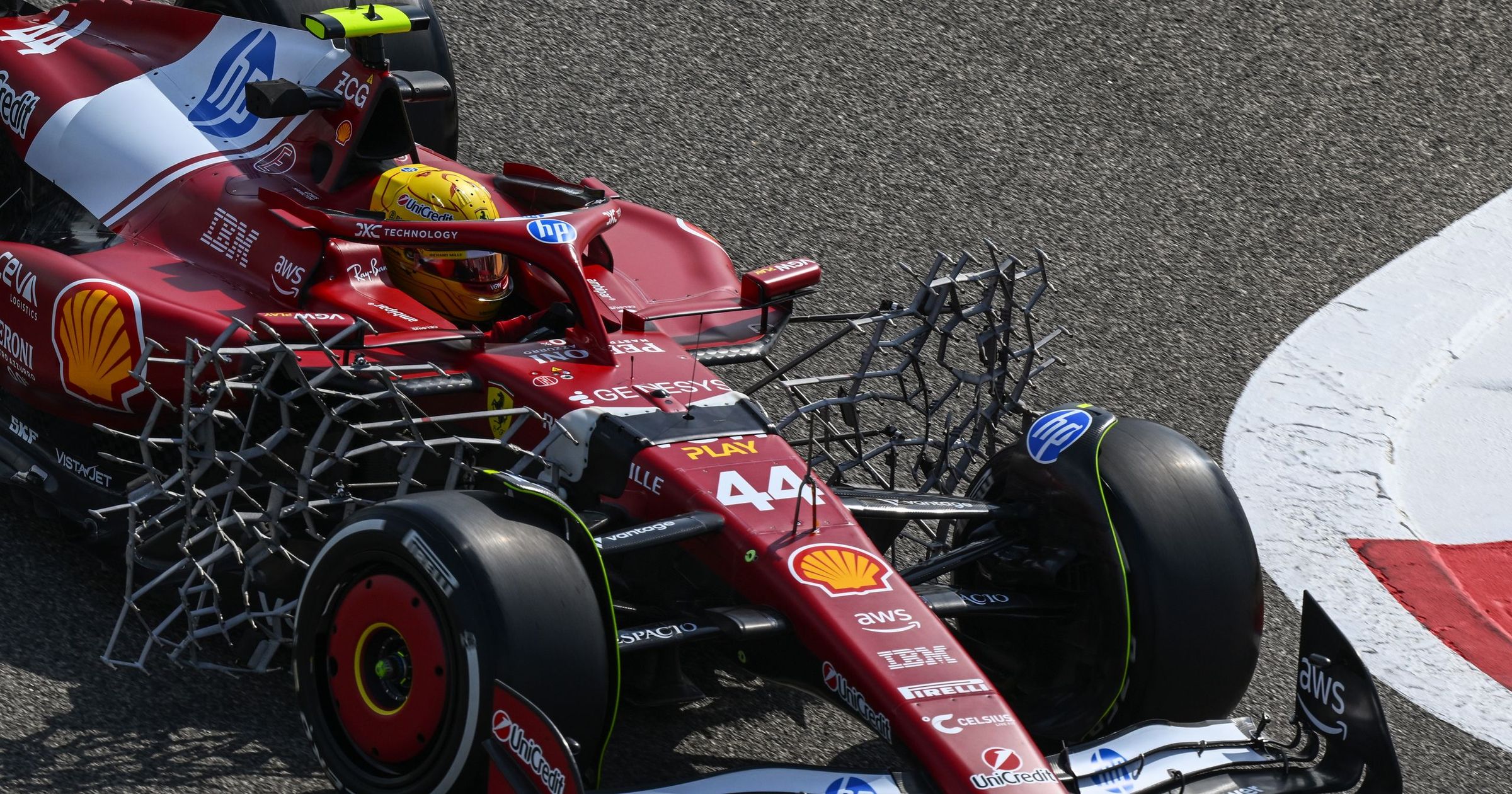 Test Bahrain, giorno 1: Hamilton subito in pista con la Ferrari ...