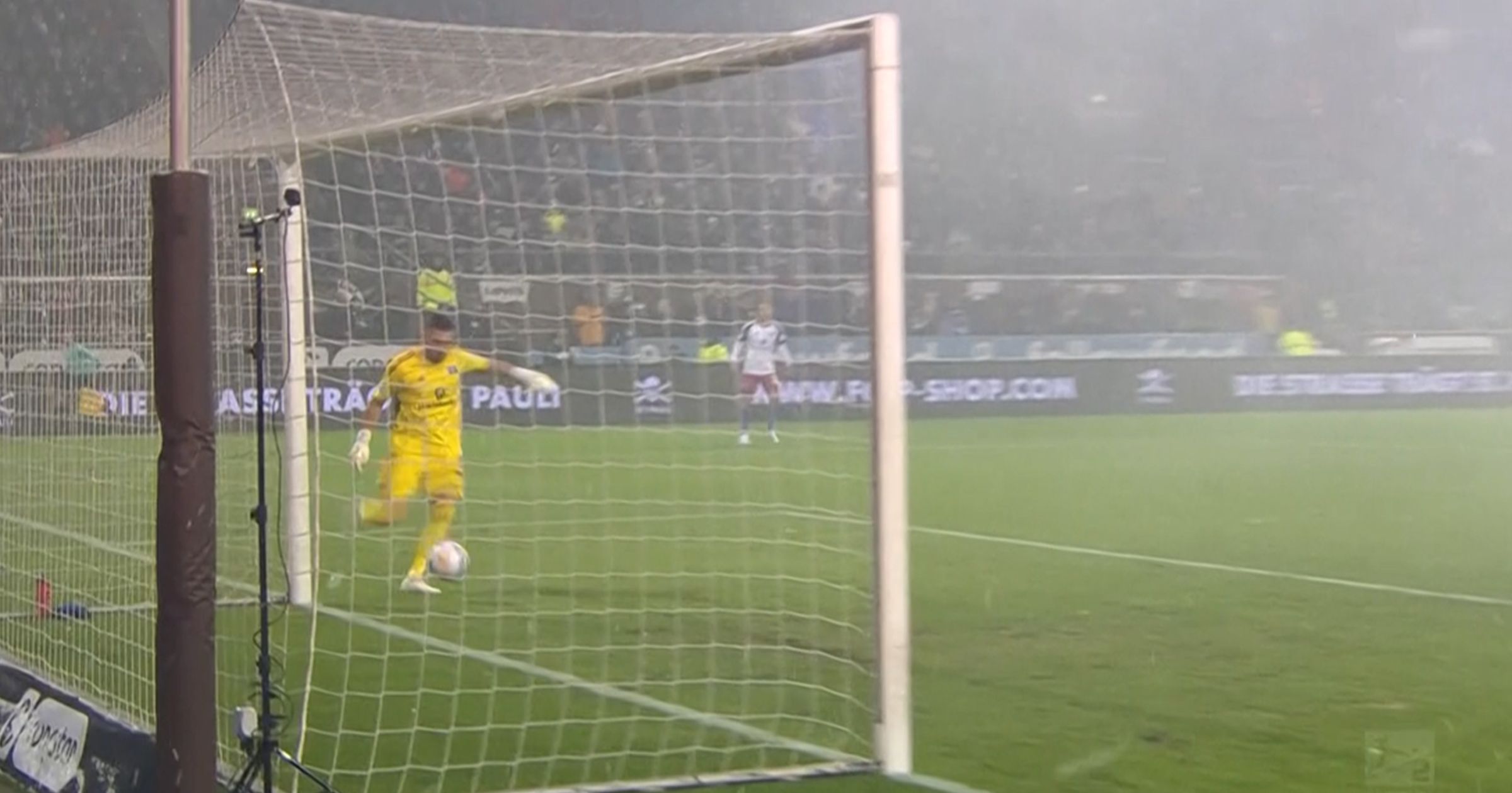 Germania - St. Pauli-Amburgo, l'autogol è tragicomico: rivivi la papera ...