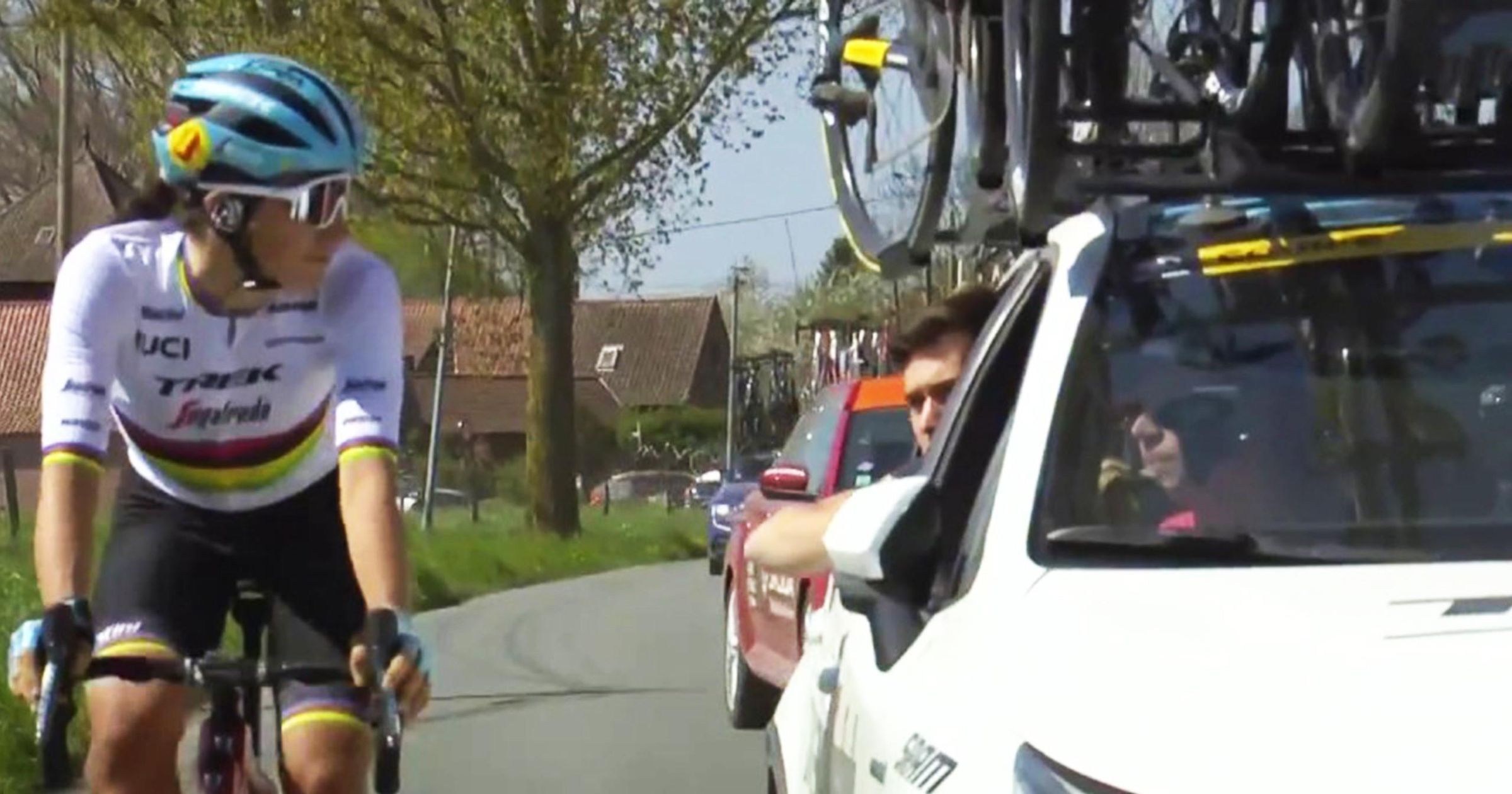 Paris - Roubaix - Elisa Balsamo nach Teamhilfe bei Flaschenübergabe ...