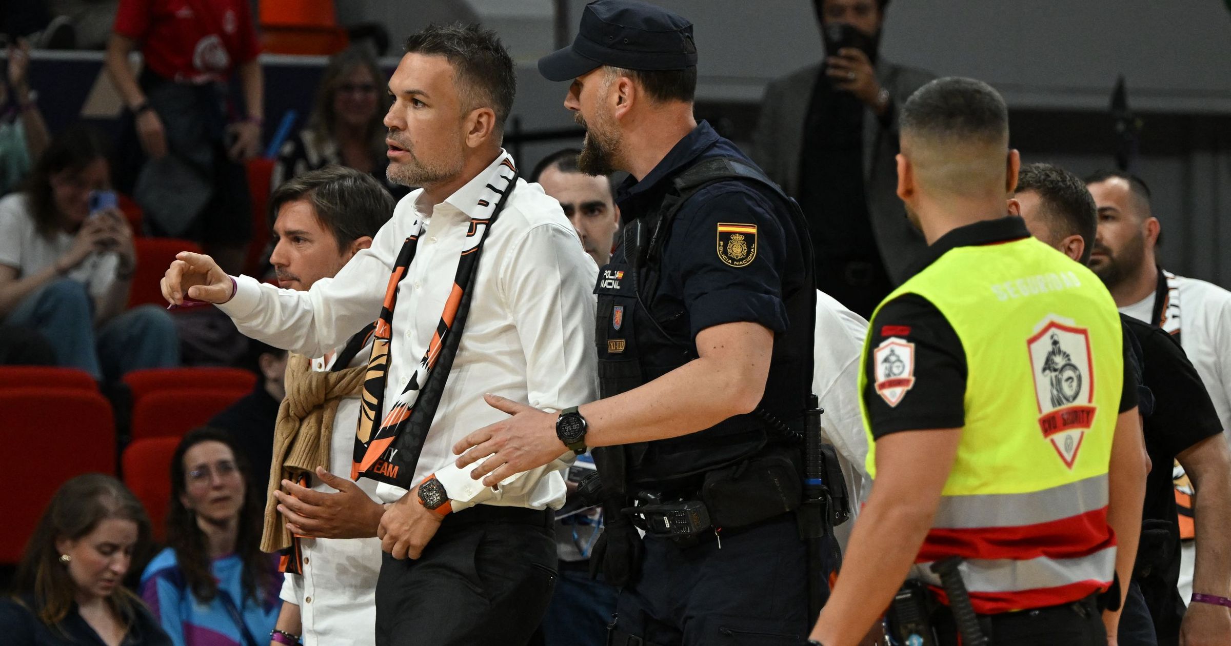 EuroLeague: Klubpräsident nach Handgemenge mit Schiedsrichtern ...