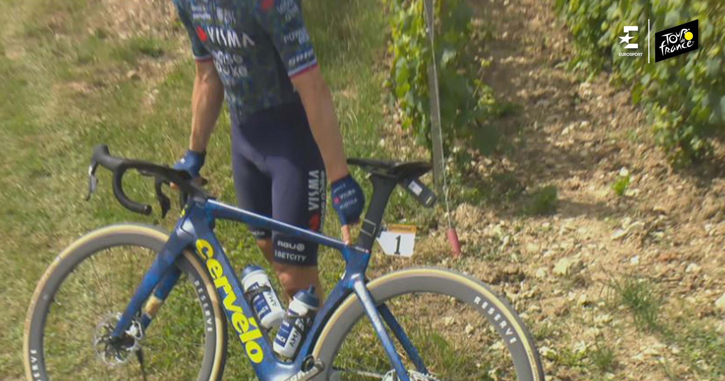 Vingegaard har defekt og bytter cykel med Tratnik – Se situationen her