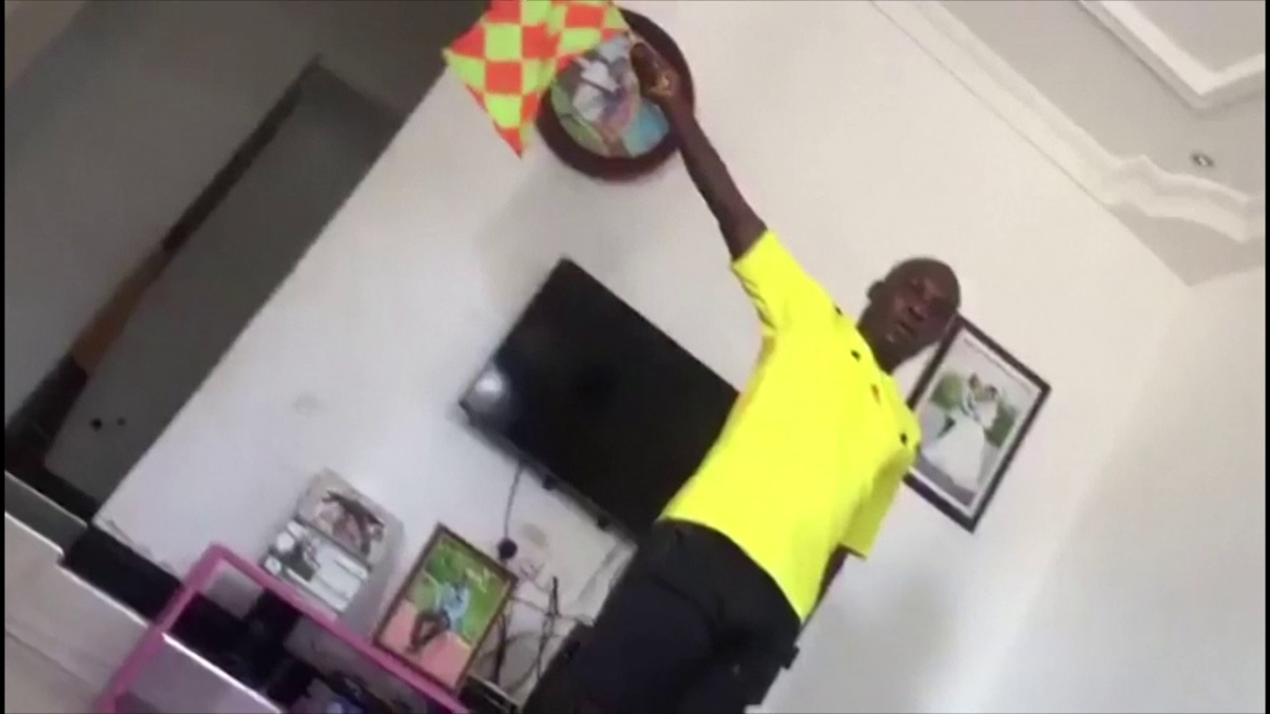 Même confiné l'arbitre Frank Komba continue de signaler les hors-jeu ...