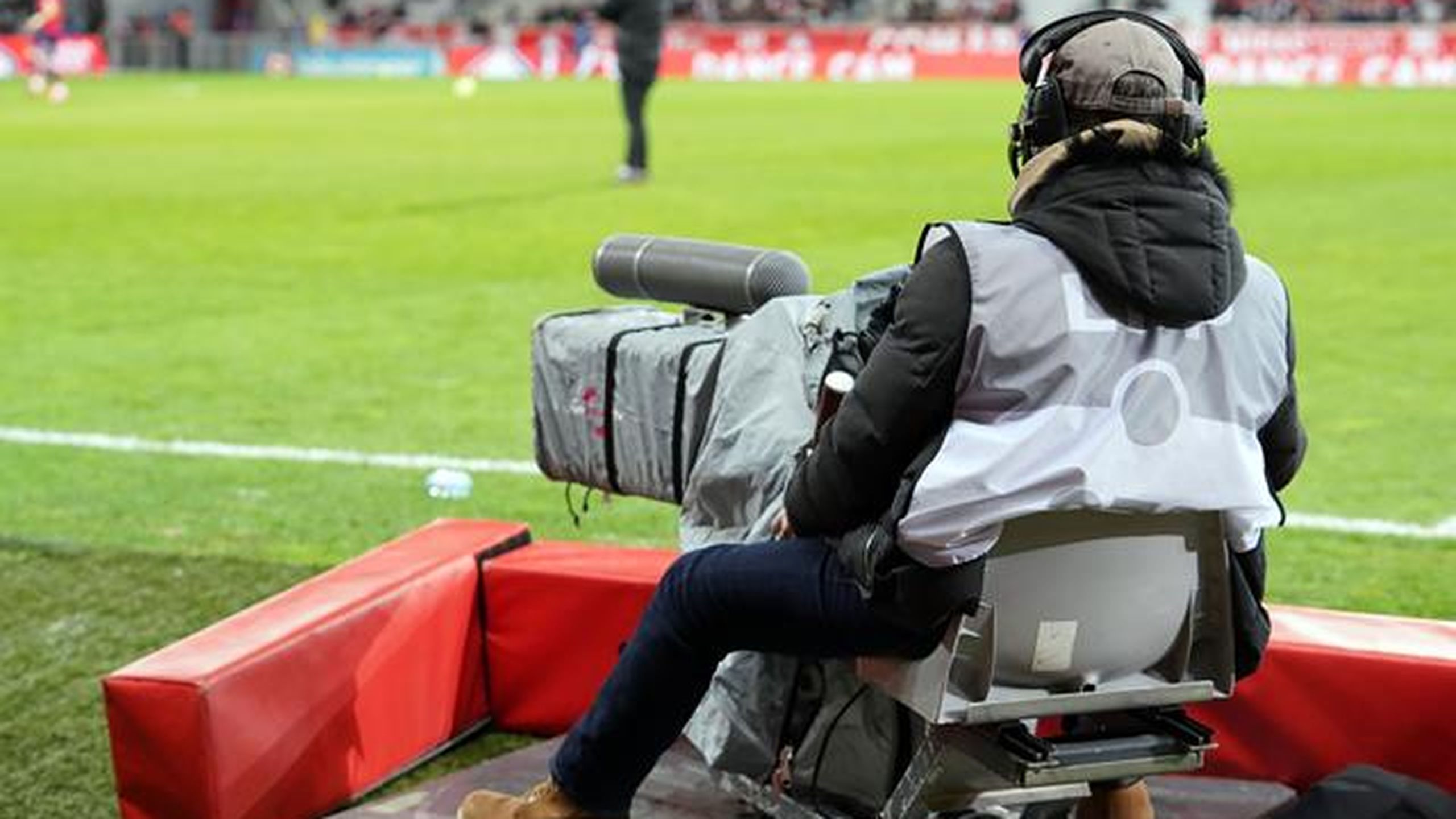 Football - Droits TV : Canal+ passe à l'offensive pour la distribution ...