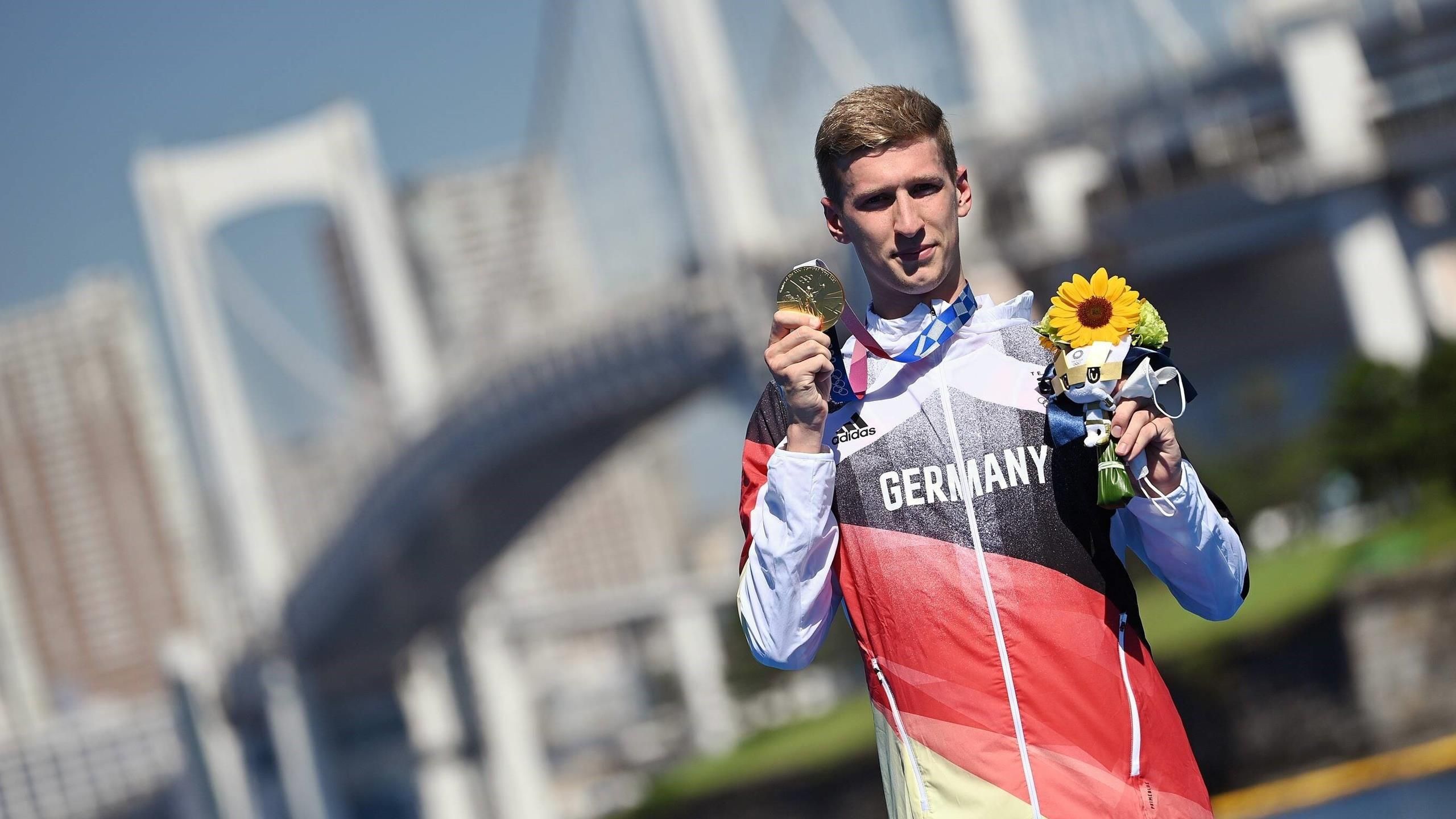 Olympia 2021: Florian Wellbrock feiert seine Goldmedaille - die ...