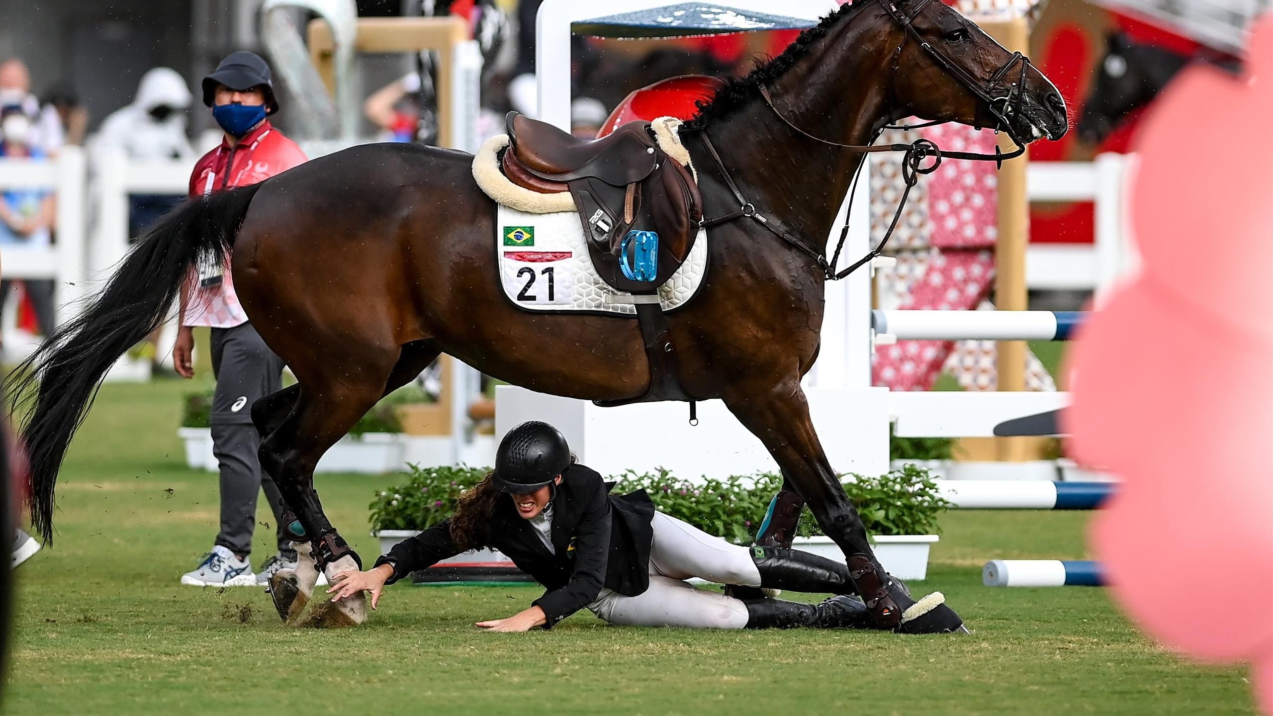 Olympia 2021: Pferd läuft nach Sturz beim Springreiten über Ieda ...