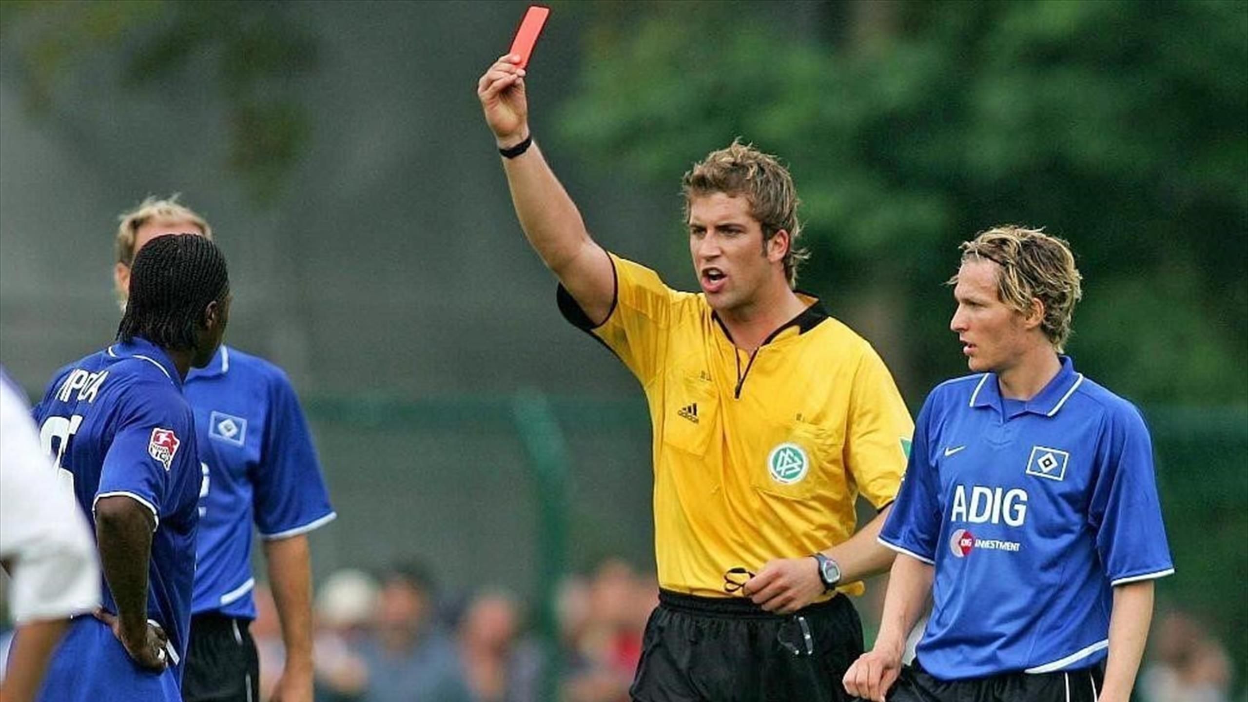 Kein Tag wie jeder andere: Schiedsrichter Robert Hoyzer verpfeift den ...