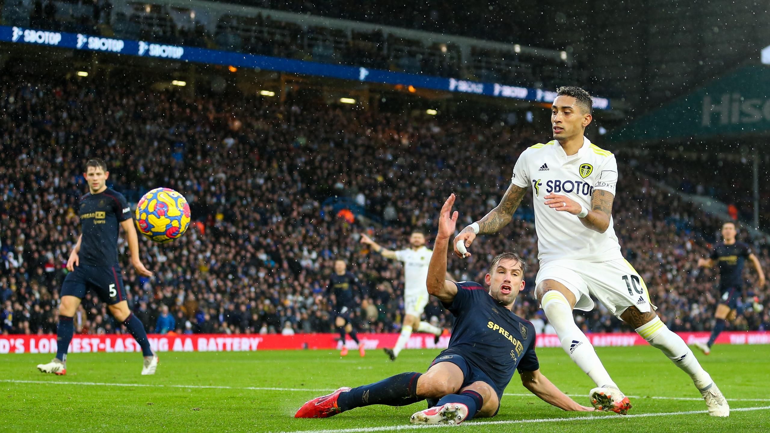 ¿Quién es Raphinha? El extremo que tuvo que regatear hasta amenazas de ...