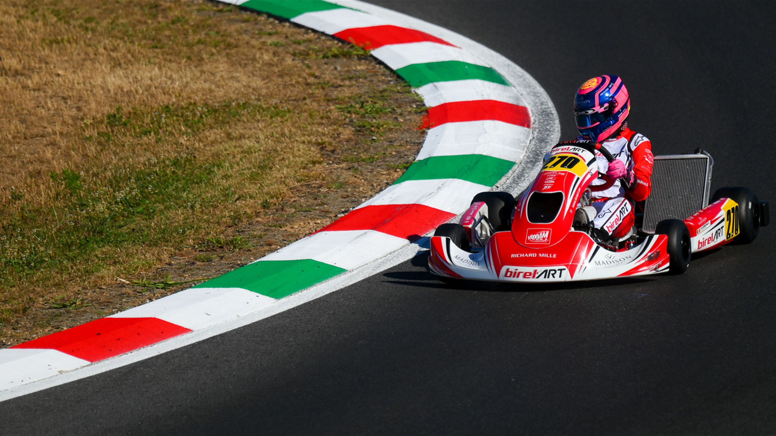 Primul pilot roman cu bilet FIA pentru Ferrari este o fata de 13 ani ...