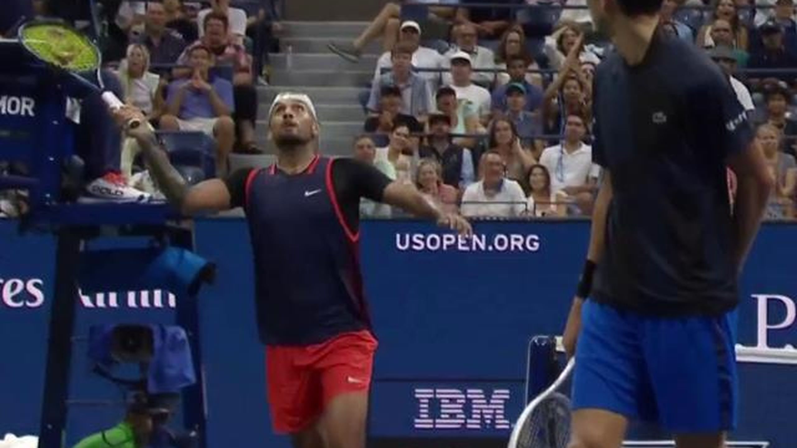 Nick Kyrgios spielt Ball auf Seite von Daniil Medvedev und schenkt ...