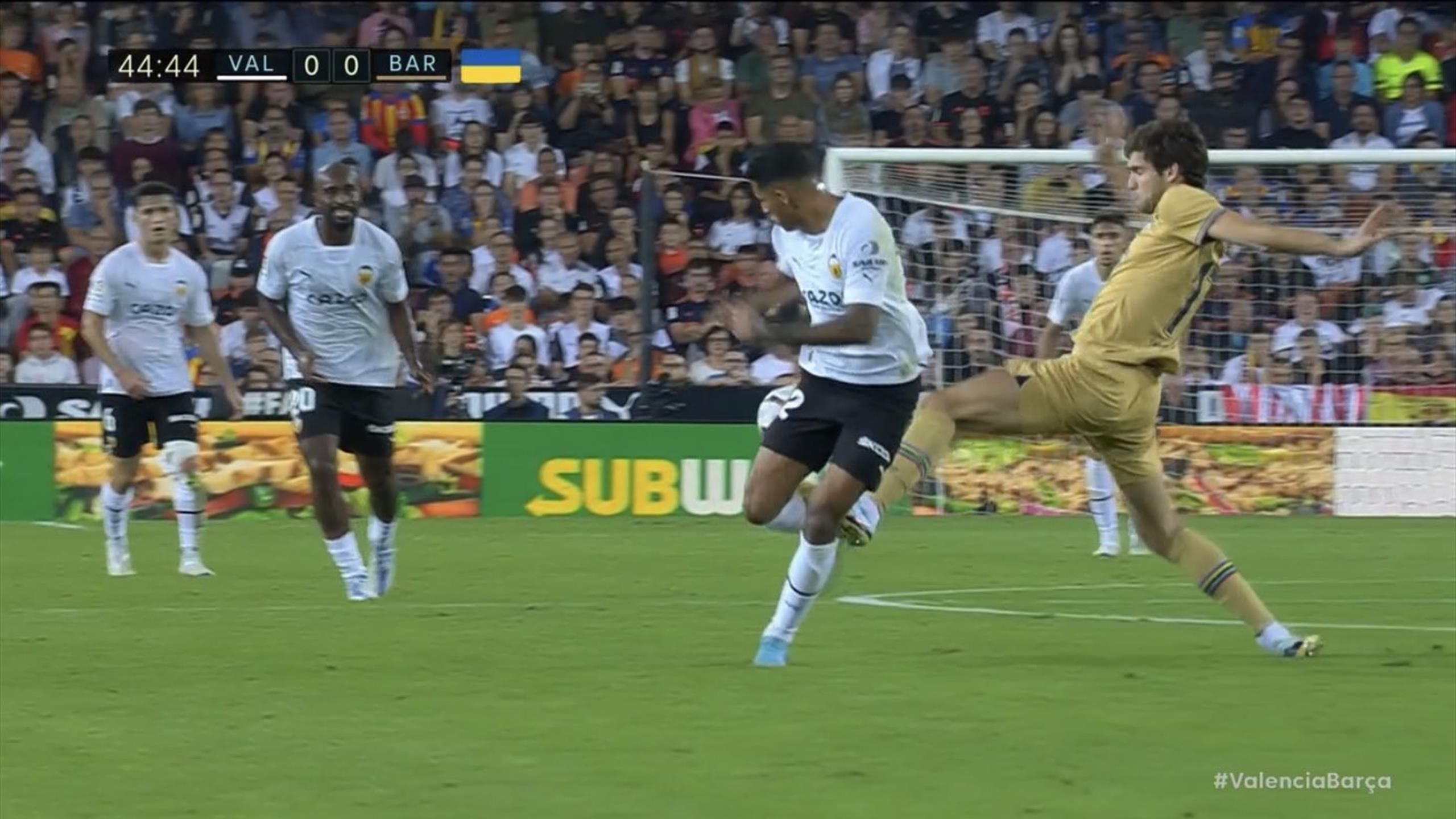 La polémica: Marcos Alonso pudo ser expulsado y gol anulado al Valencia por mano - Eurosport