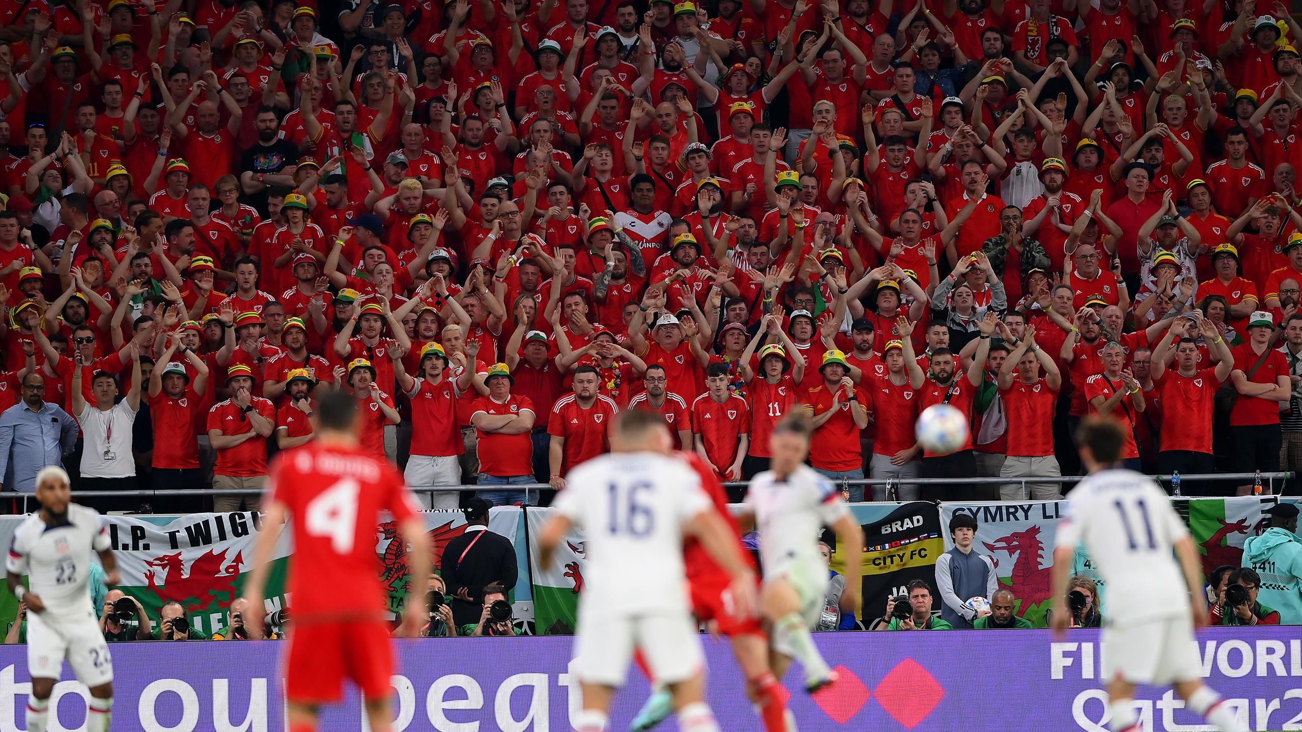 WM 2022: Wales-Fans und US-Reporter Grant Wahl dürfen nicht mit ...