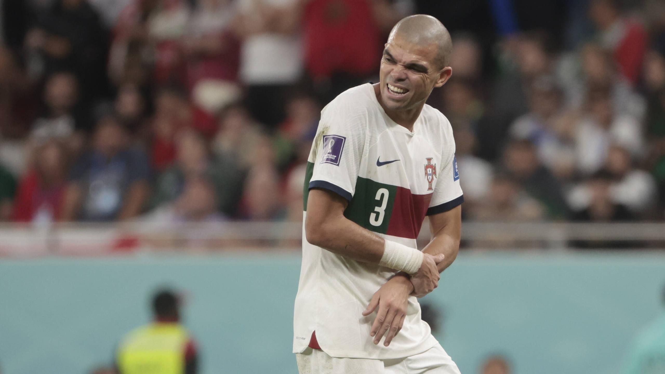 WM 2022: Pepe erleidet Ellenbruch am linken Arm - Portugals Kapitän ...