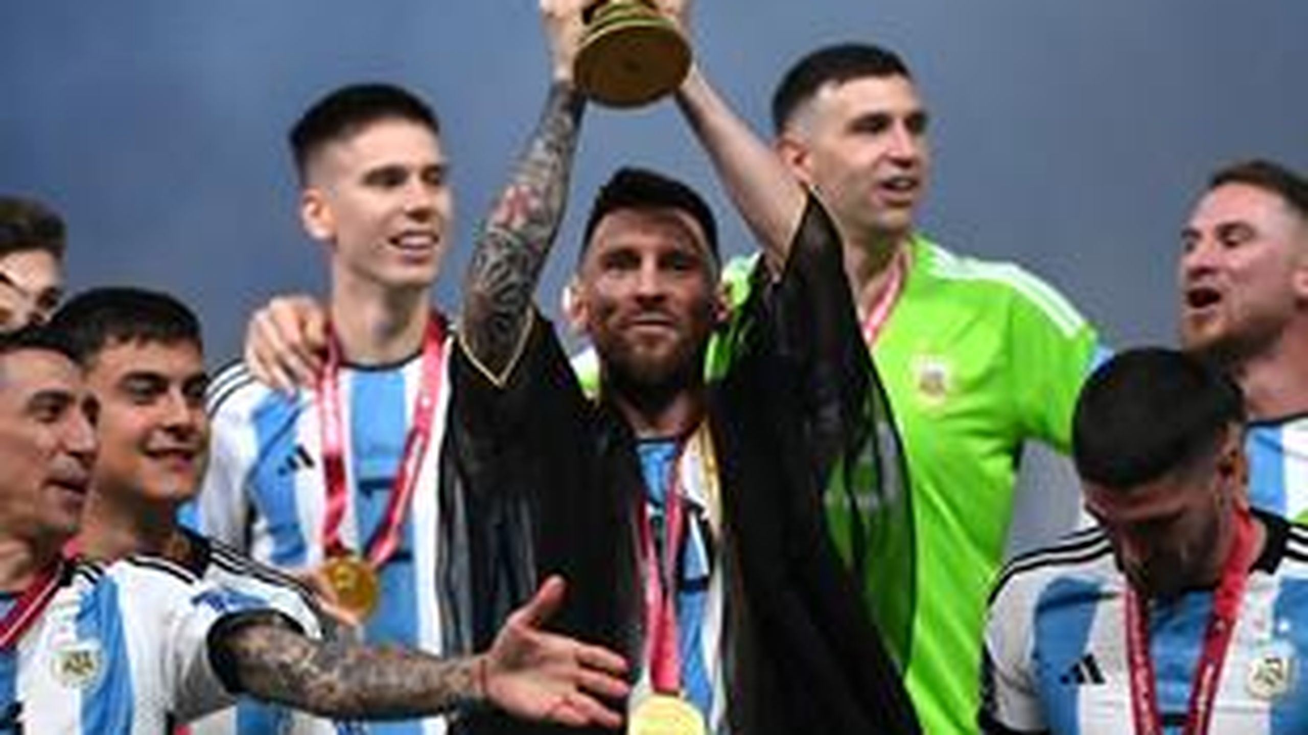 Coupe du monde - Qu'est-ce que la cape portée par Lionel Messi au ...