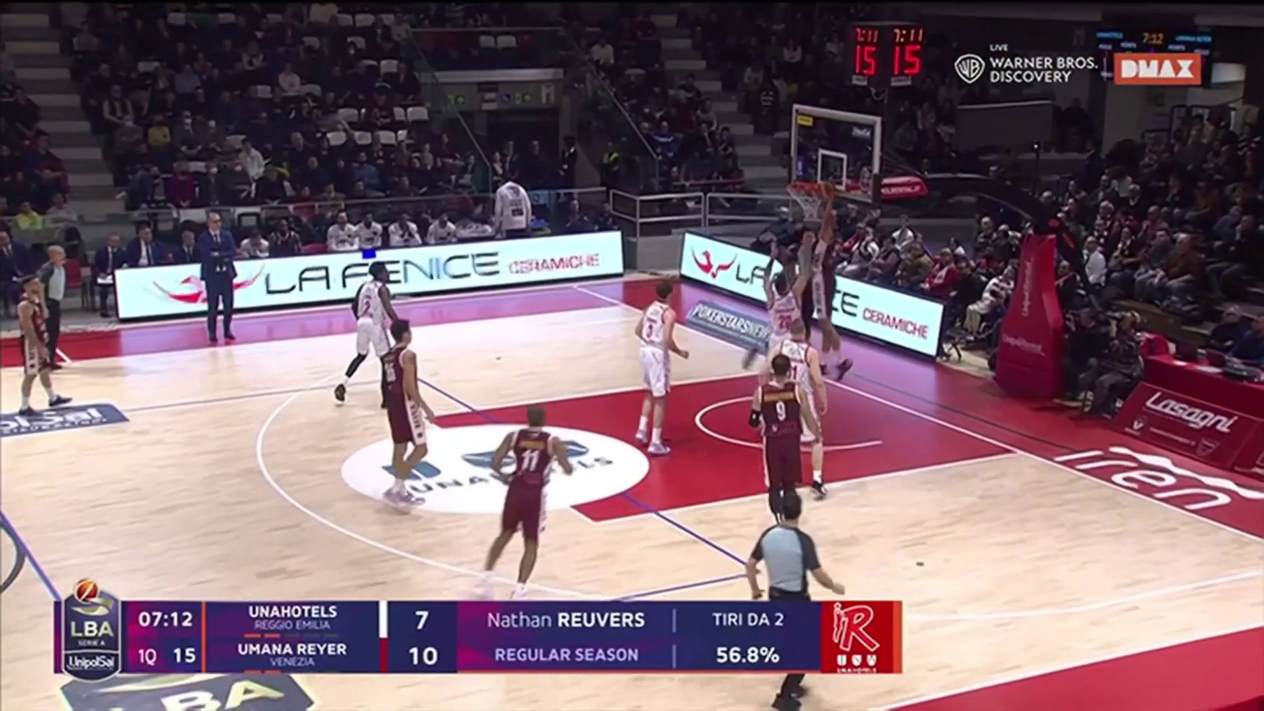 Mitchell Watt prende la linea di fondo e inchioda in reverse - Basket ...