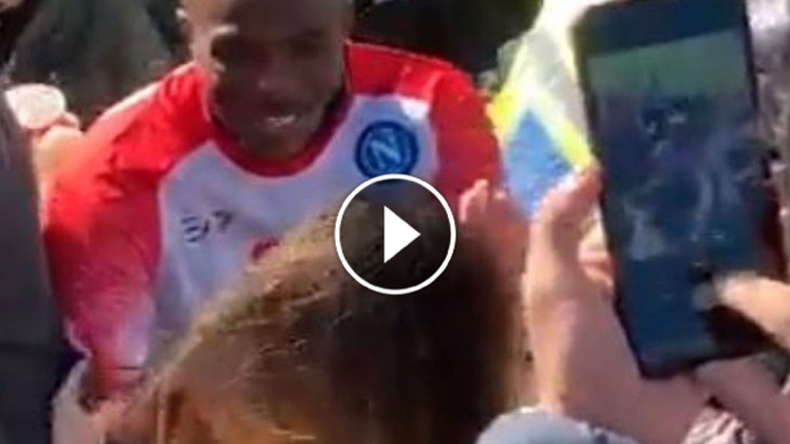 Che bel gesto di Victor Osimhen! Colpisce una tifosa con una pallonata ...