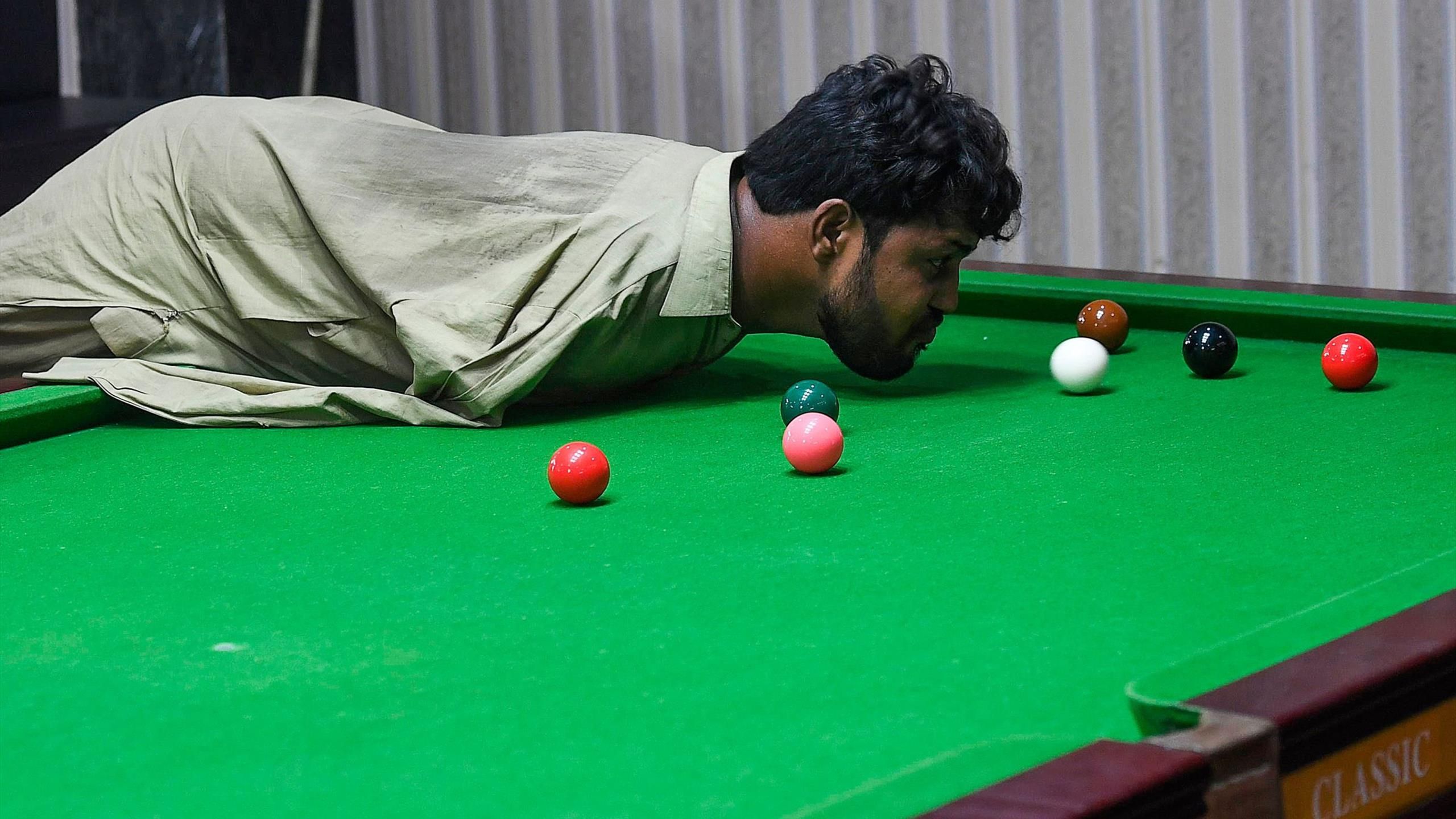 Snookerzysta bez rąk z Pakistanu. Mohammad Ikram zawsze chciał grać ...