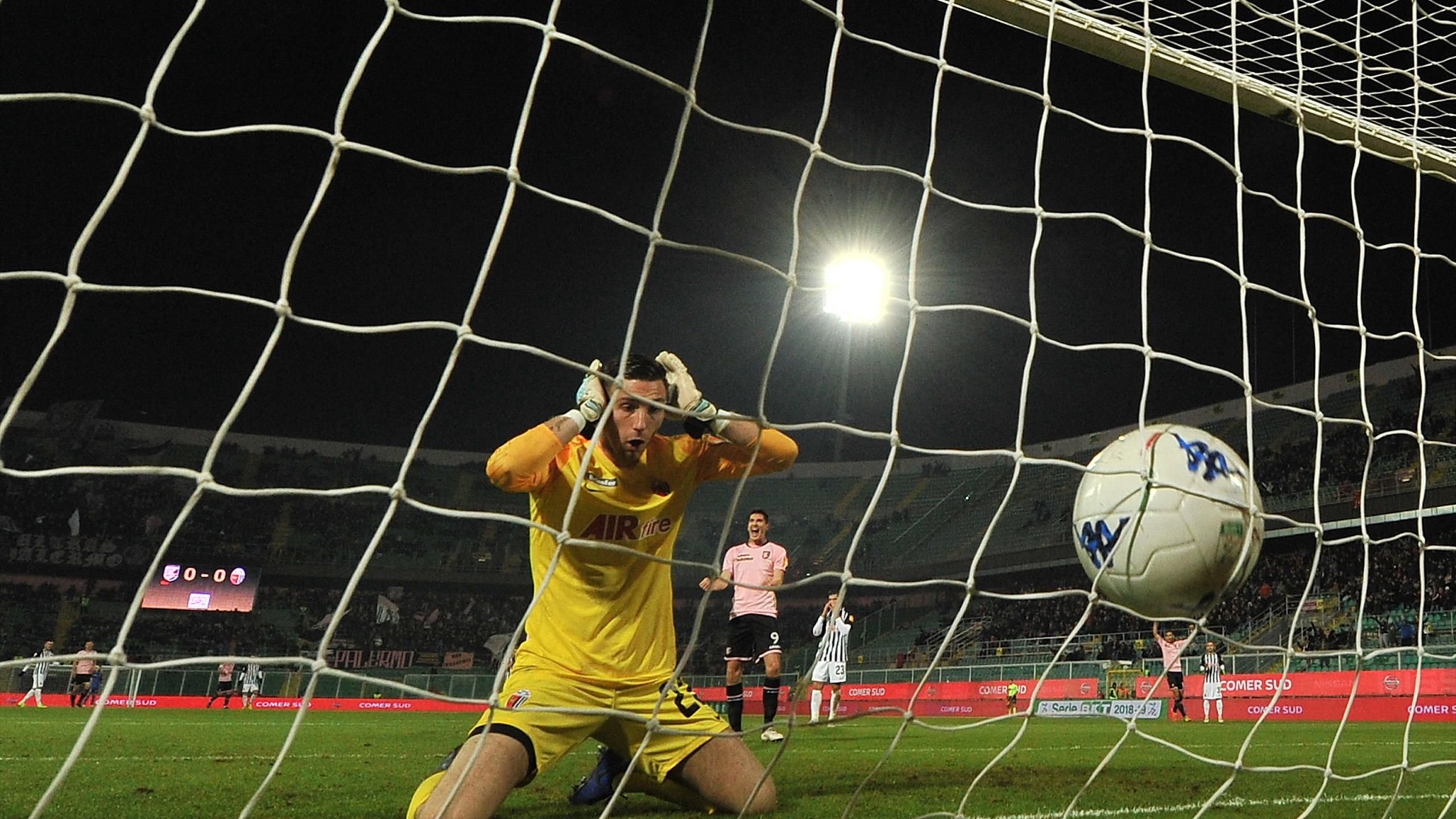 Filippo Perucchini z kuriozalnym samobójem w meczu Palermo - Ascoli ...