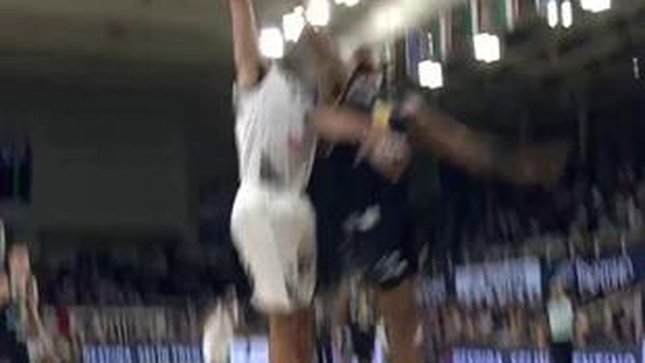Darion Atkins cancella Tyler Cain con una tremenda stoppata ...