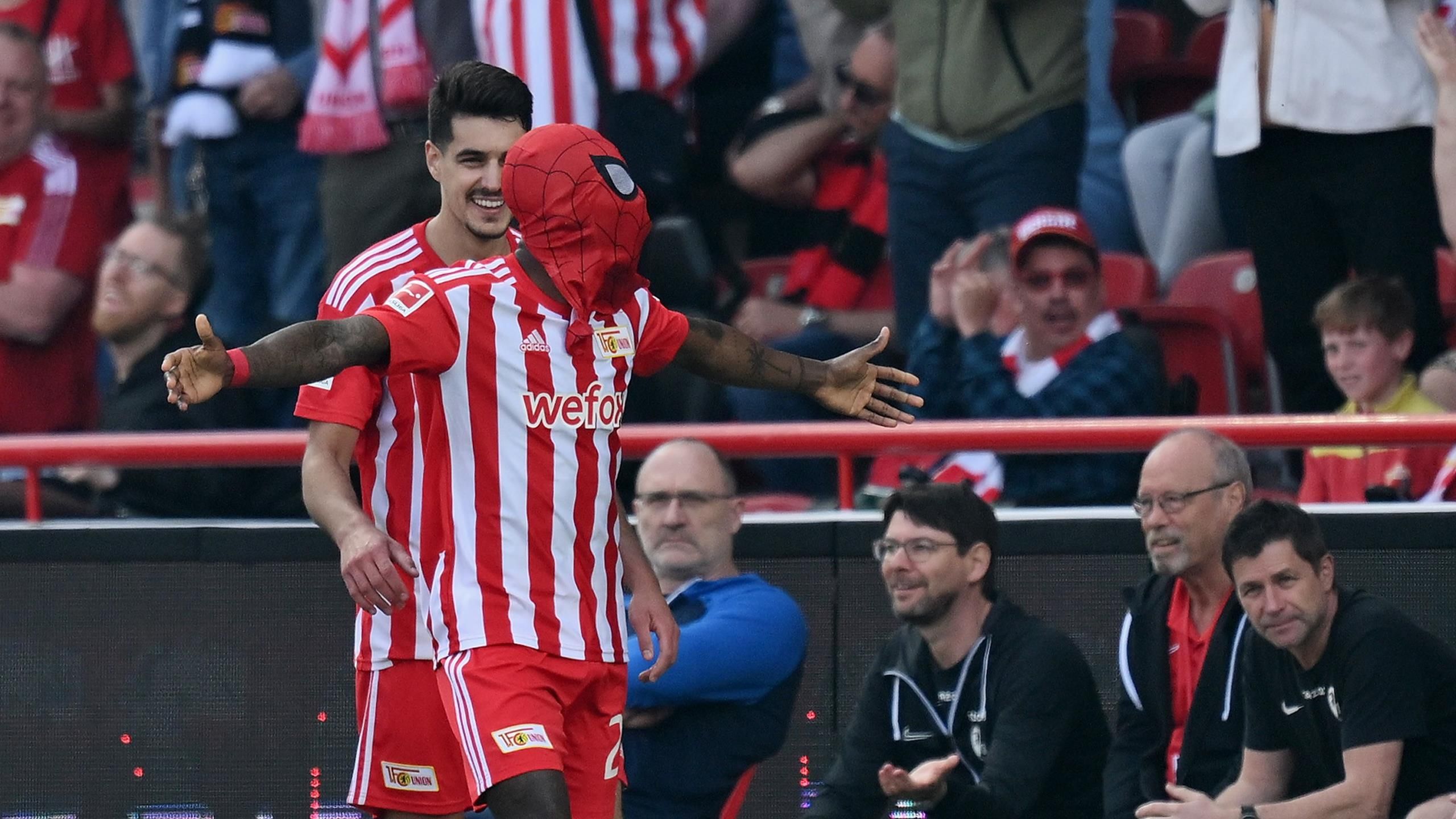 1. FC Union Berlin: Urs Fischer feiert Spider-Man-Jubel von Sheraldo ...