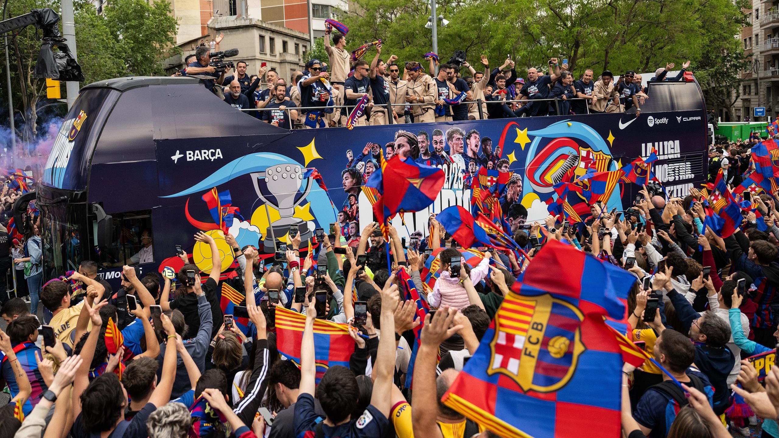 FC Barcelona: Busparade vor Tausenden Fans: Barça feiert Meistertitel ...