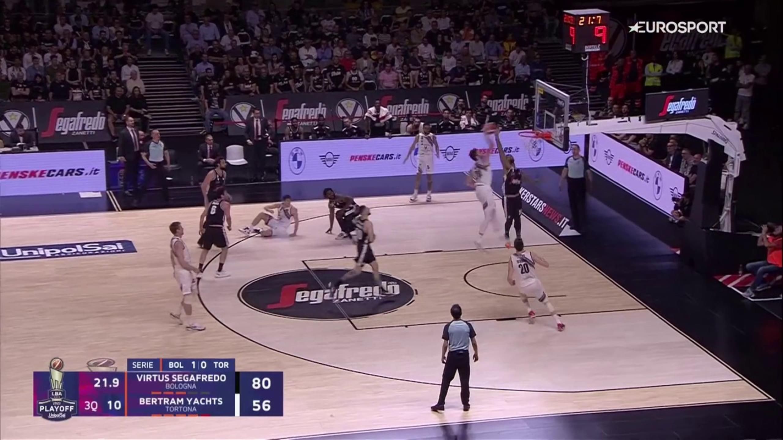 Mike Daum decolla e schiaccia sulla testa a Jordan Mickey - Basketball ...
