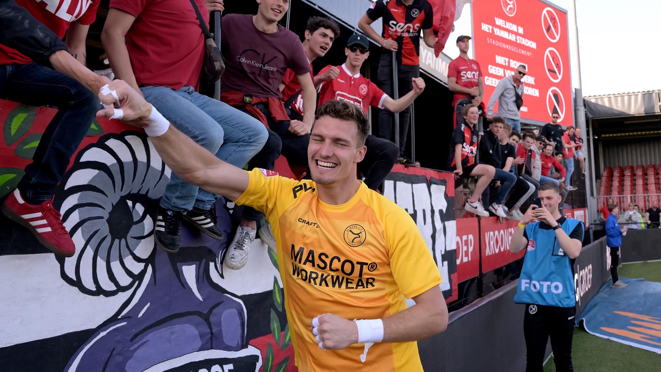 Voetbal | Almere City na zenuwslopende strafschoppenserie naar finales ...