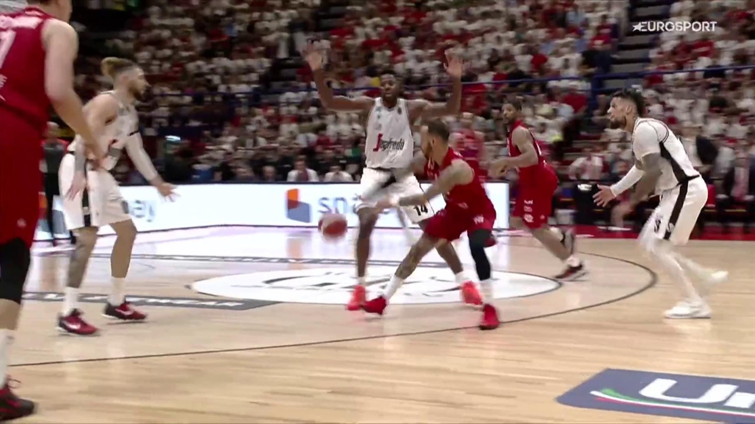 Assist meraviglioso di Shabazz Napier che manda a inchiodare Kyle Hines ...