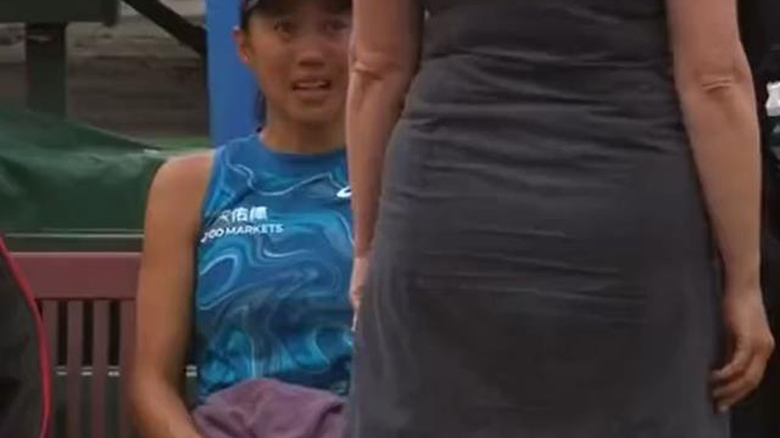 Zhang Shuai bricht nach grober Unsportlichkeit ihrer Gegnerin Amarissa ...