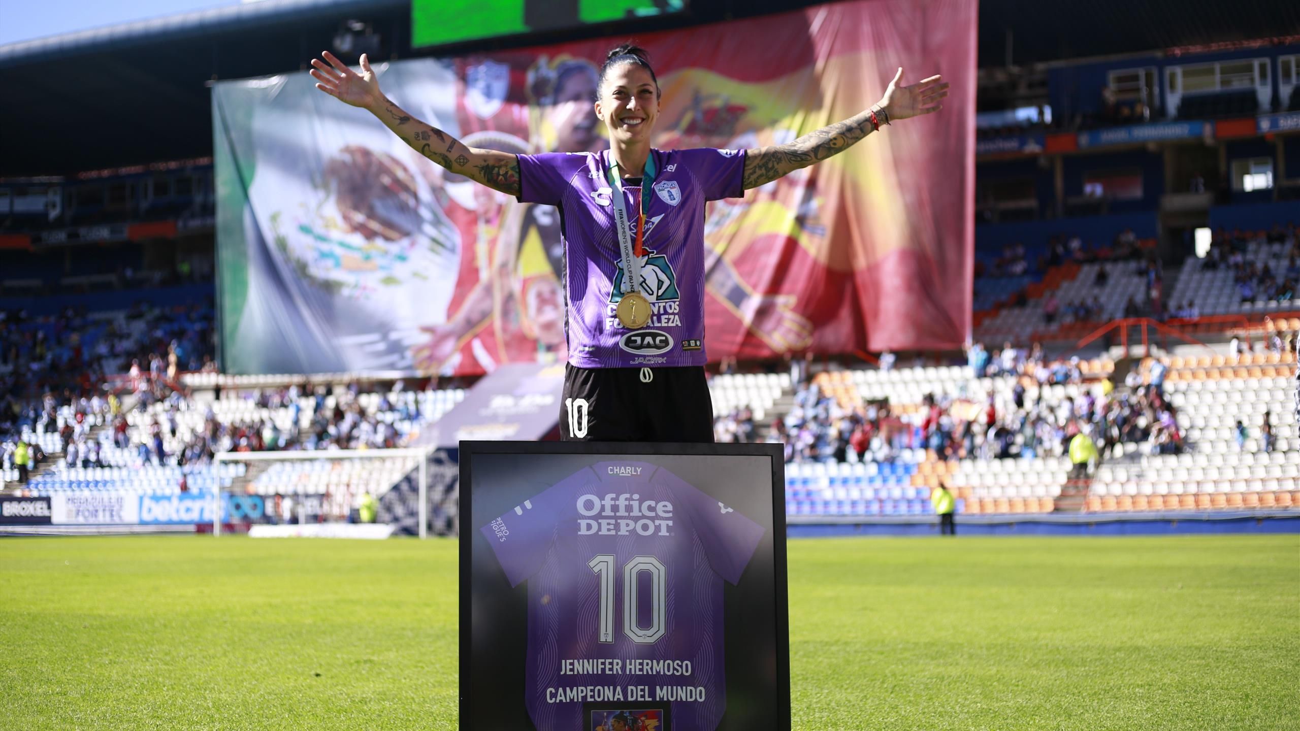 Vídeo: Homenaje a Jenni Hermoso en Mexico tras proclamarse campeona del ...