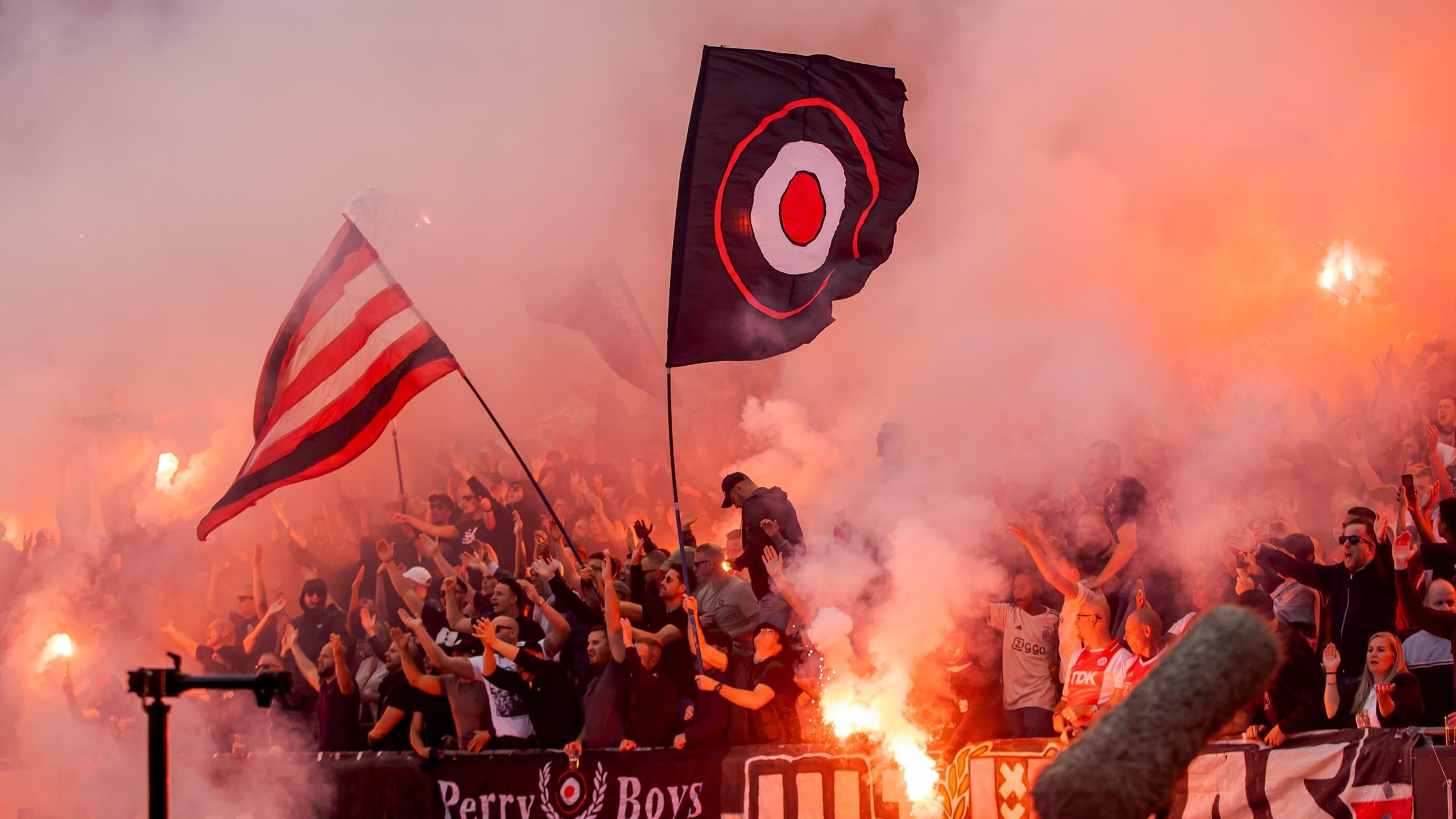 Ajax Amsterdam: Pyro-Eklat führt gegen Feyenoord Rotterdam zu Abbruch ...