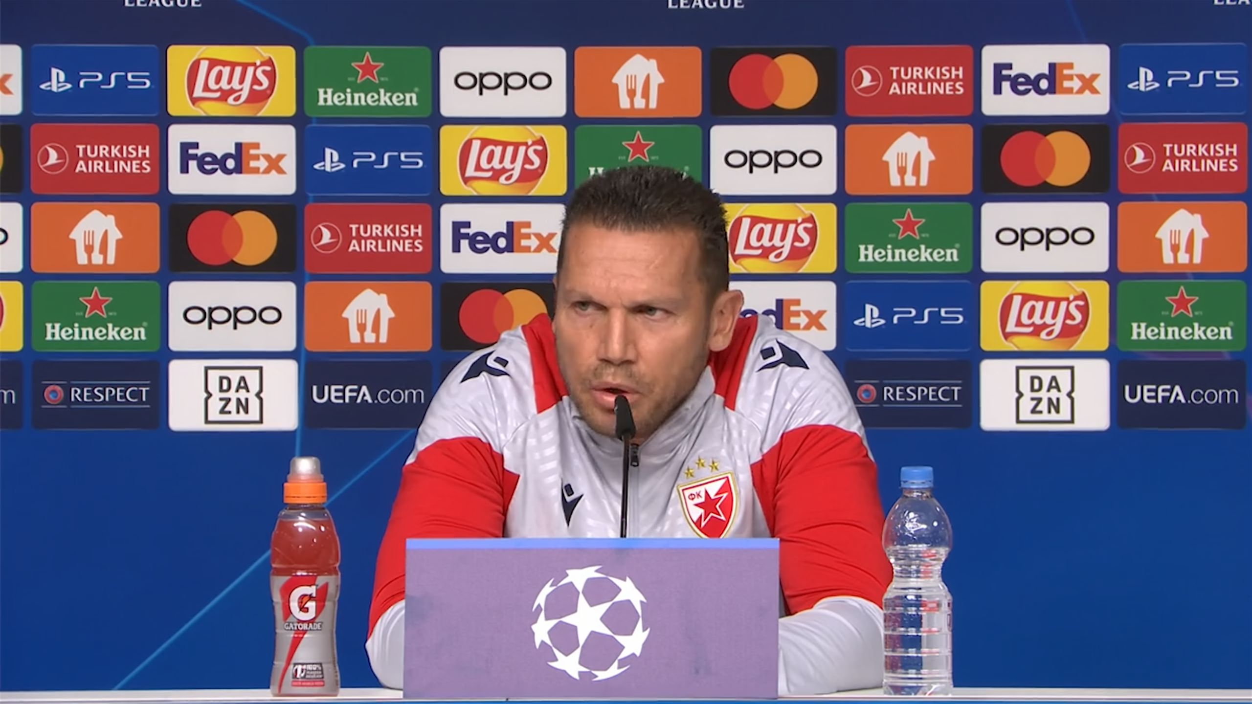 Trainer Barak Bakhar von Roter Stern Belgrad gibt emotionales Israel ...