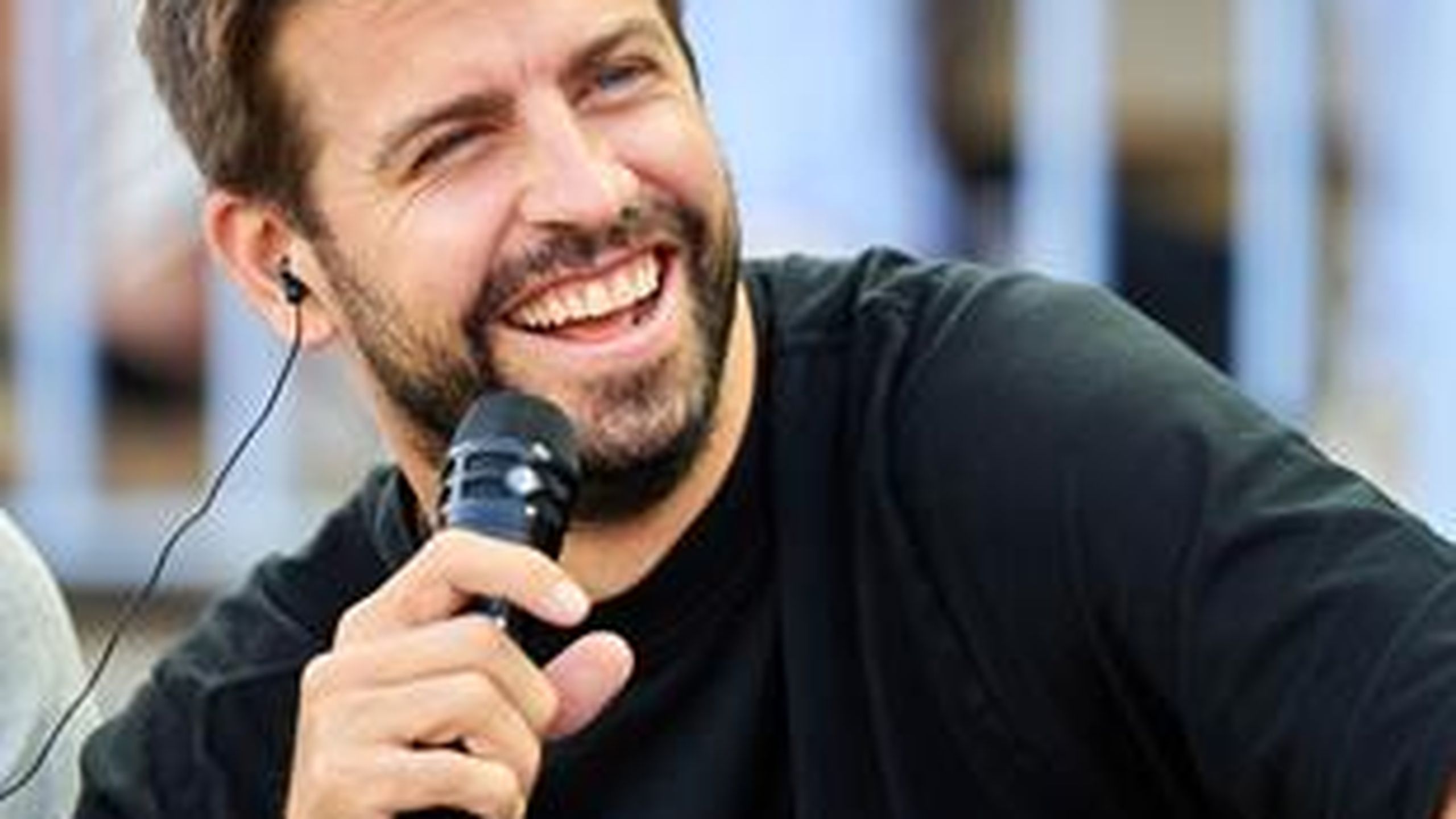 La provocativa pancarta de Piqué contra Arbeloa en pleno centro de ...