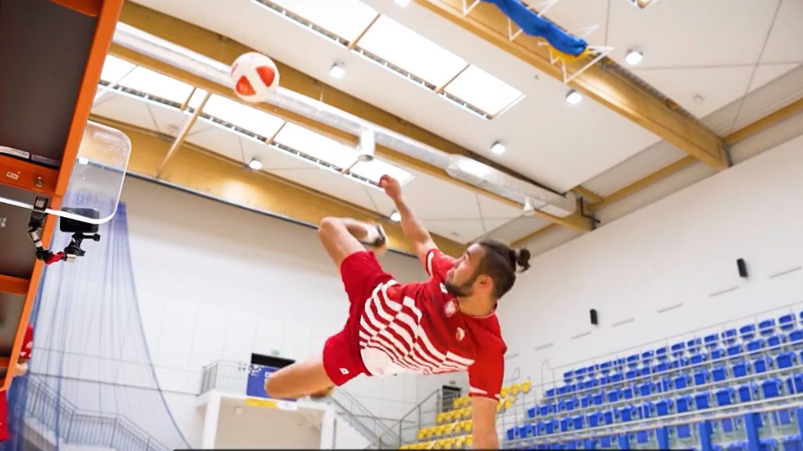 Teqball: So funktioniert der Air Shot - Profi Bartlomiej Franczuk gibt ...