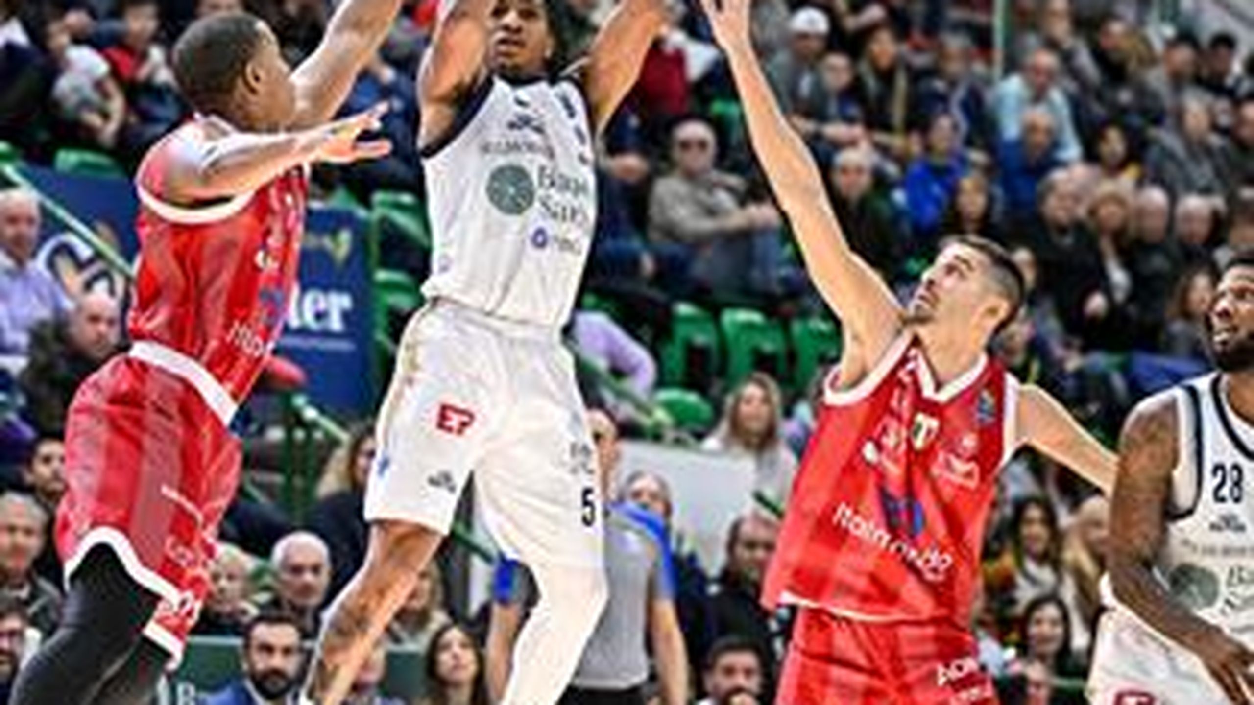 Tyree fa sprofondare Milano, Sassari vince 89-83. Olimpia al secondo ko ...