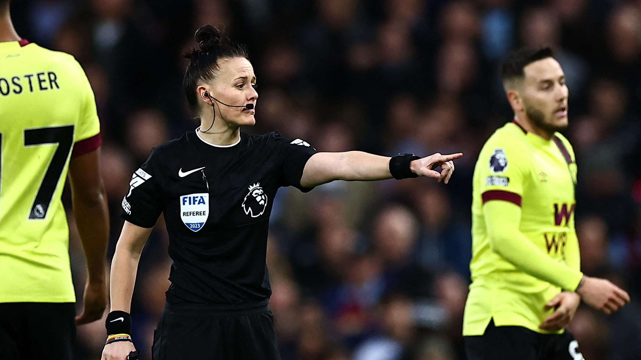 PREMIER LEAGUE - Rebecca Welch devient la première femme à arbitrer en ...