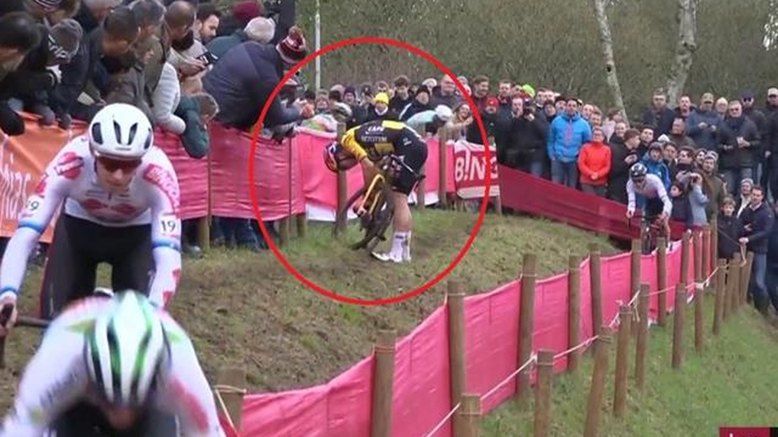 Anche Wout van Aert eliminato! Prende una spallata da Ronhaar e ha un ...