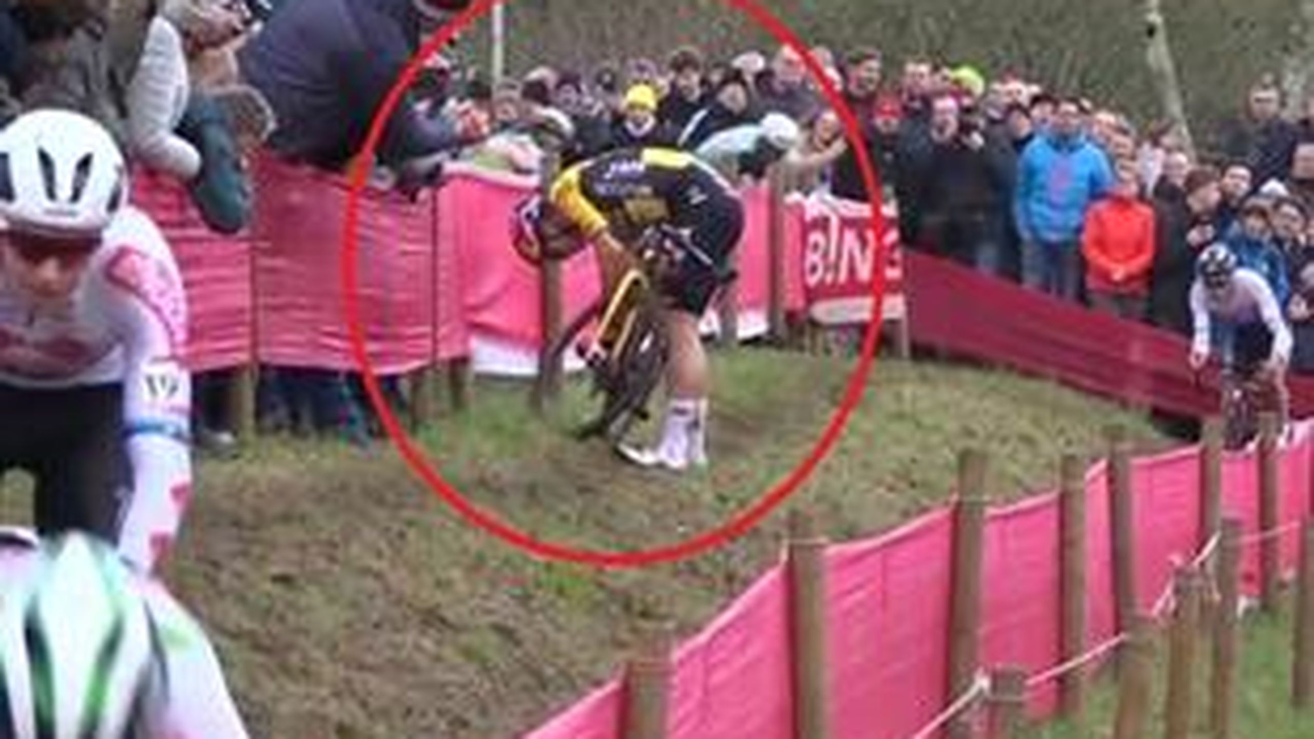 Anche Wout van Aert eliminato! Prende una spallata da Ronhaar e ha un ...
