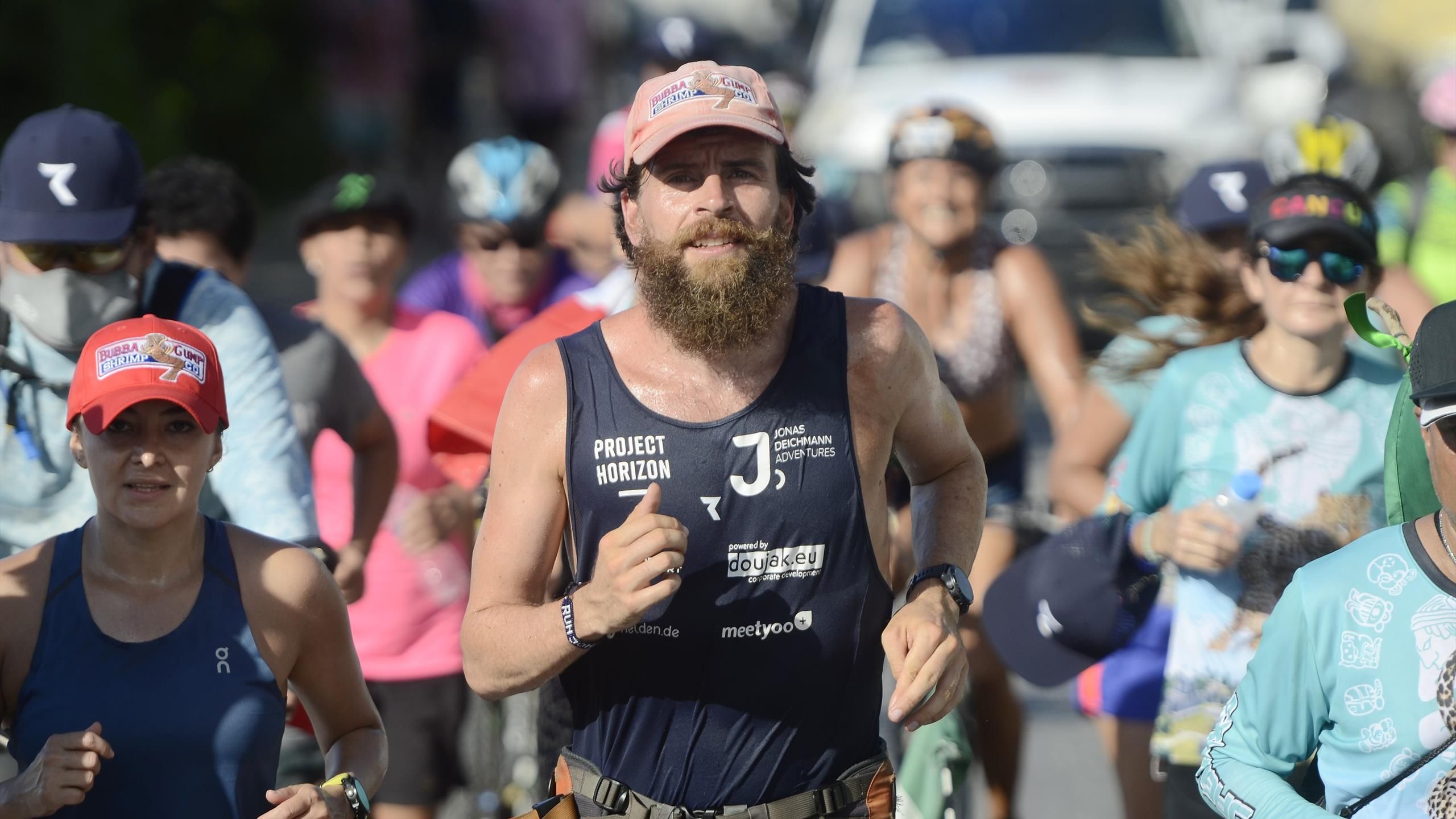 Jonas Deichmann stellt Weltrekord für meiste absolvierte Triathlons ...