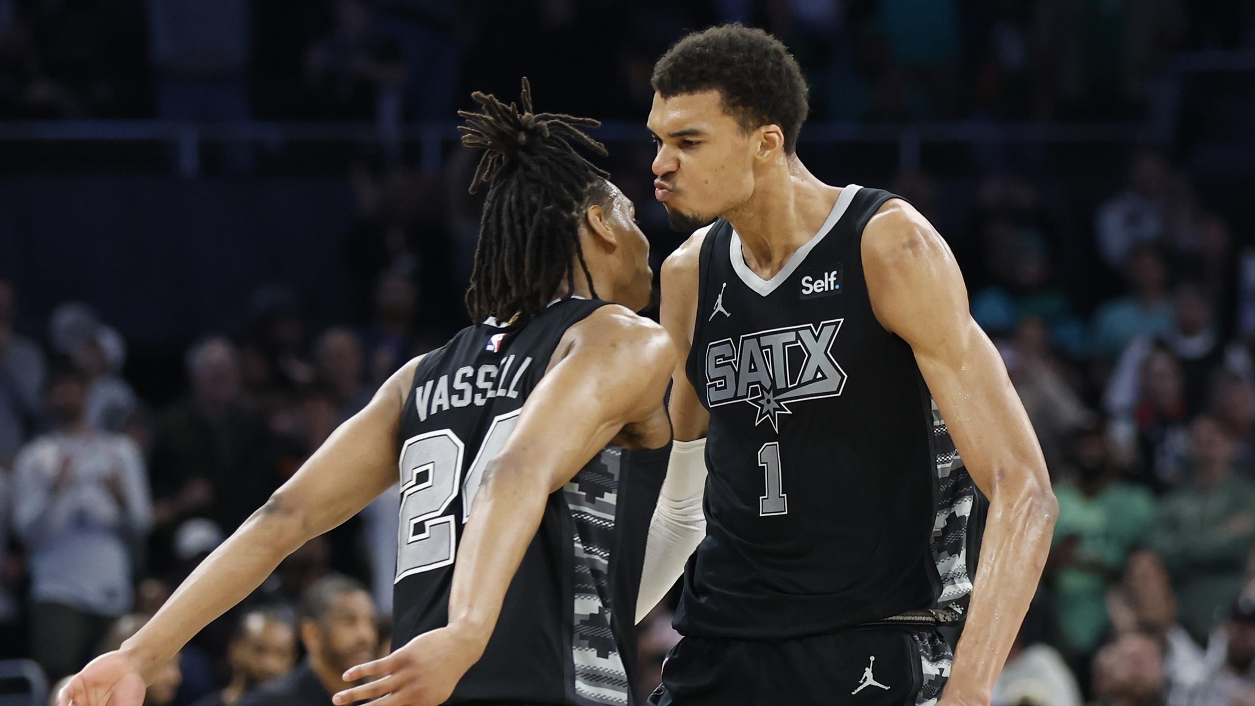 NBA - Victor Wembanyama (San Antonio Spurs) dominateur, Kyrie Irving ...