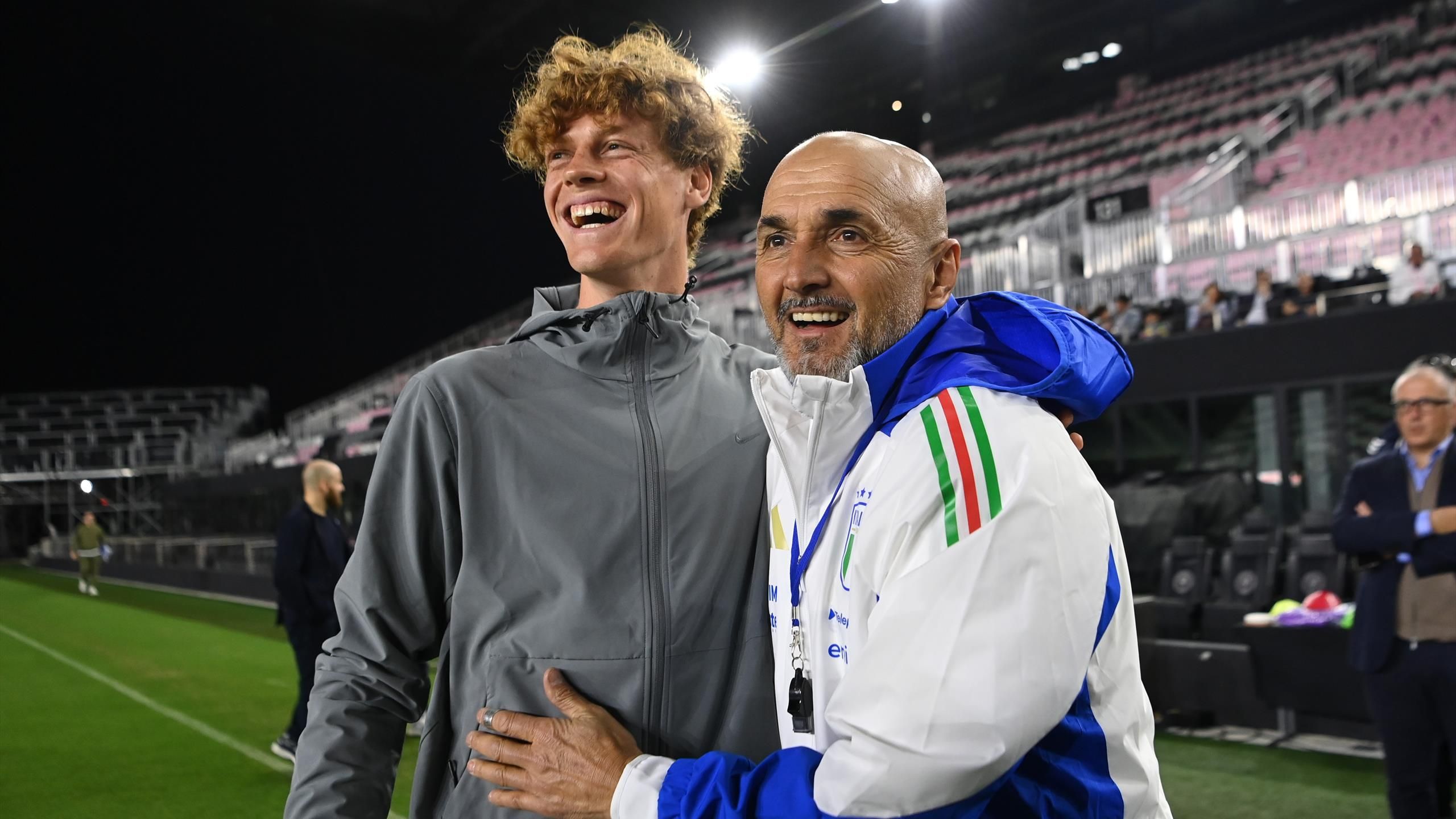 Sinner visita la Nazionale di calcio a Miami: l’abbraccio con Spalletti ...