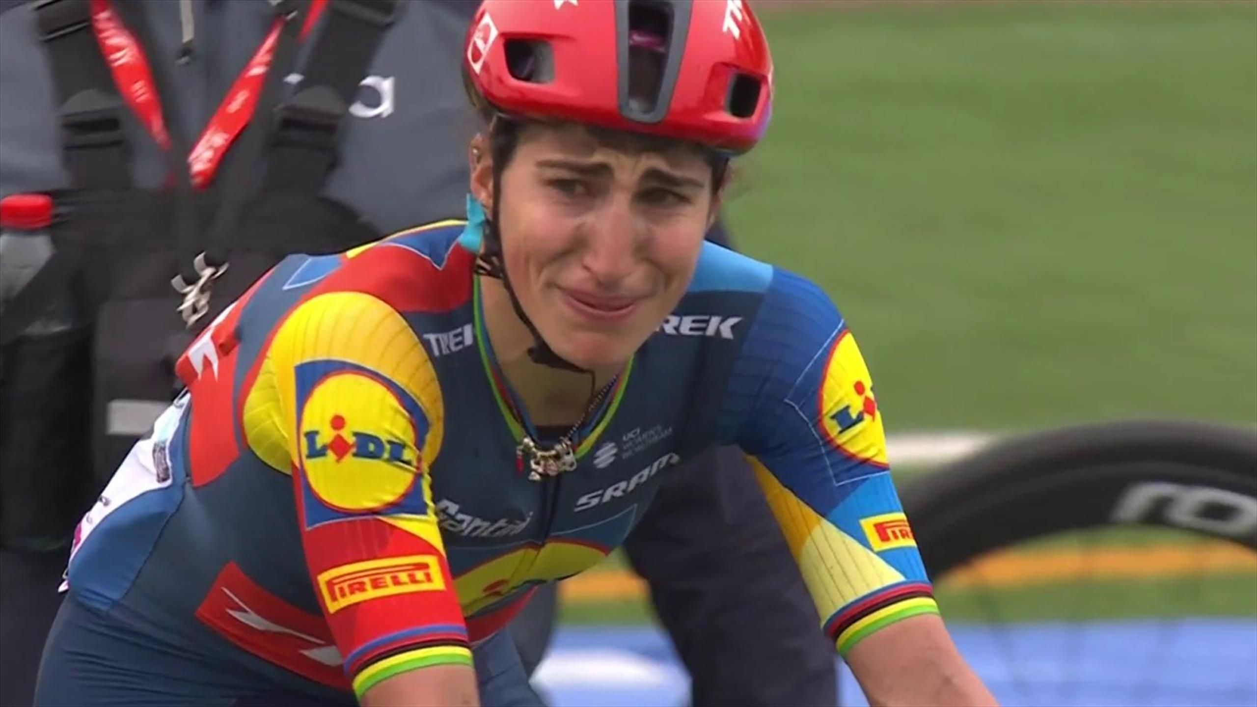 Paris-Roubaix 2024 - Elisa Balsamo vergisst nach der Zieleinfahrt in ...