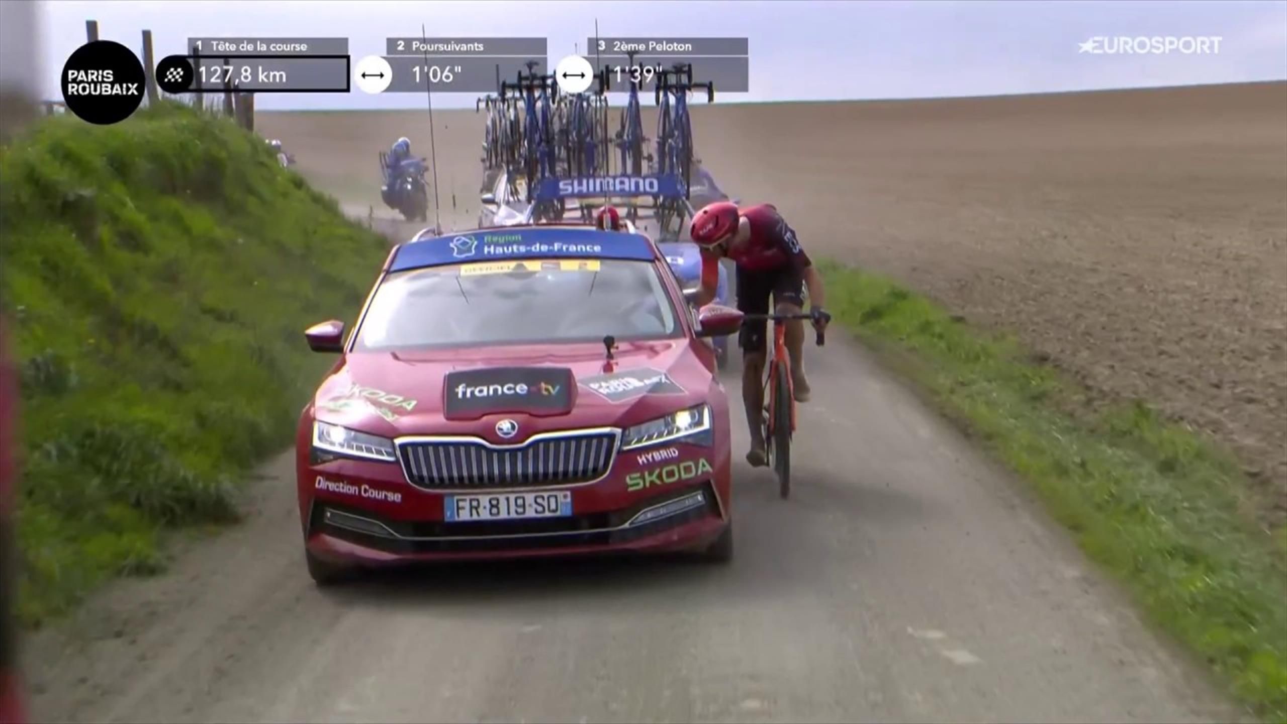 Parijs-Roubaix | Joshua Tarling uit koers gezet - hangt te lang aan ...