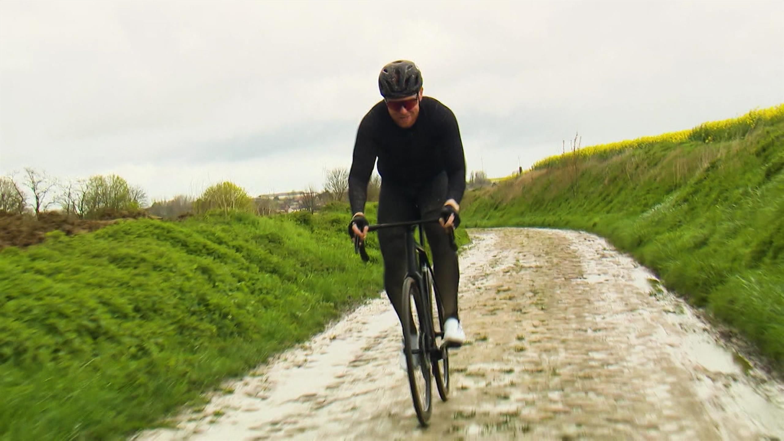 Mountainbiker Josh Carlson testet das Kopfsteinpflaster bei Paris ...
