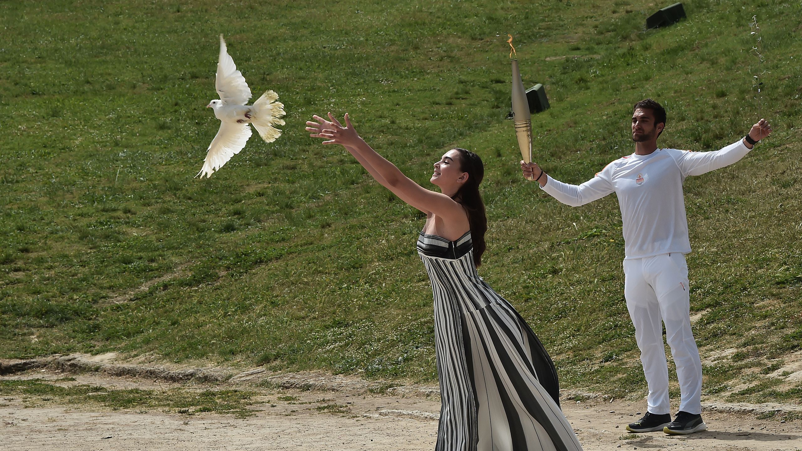 La Torcia Olimpica è accesa e va verso Parigi, Bach: "Desideriamo ...